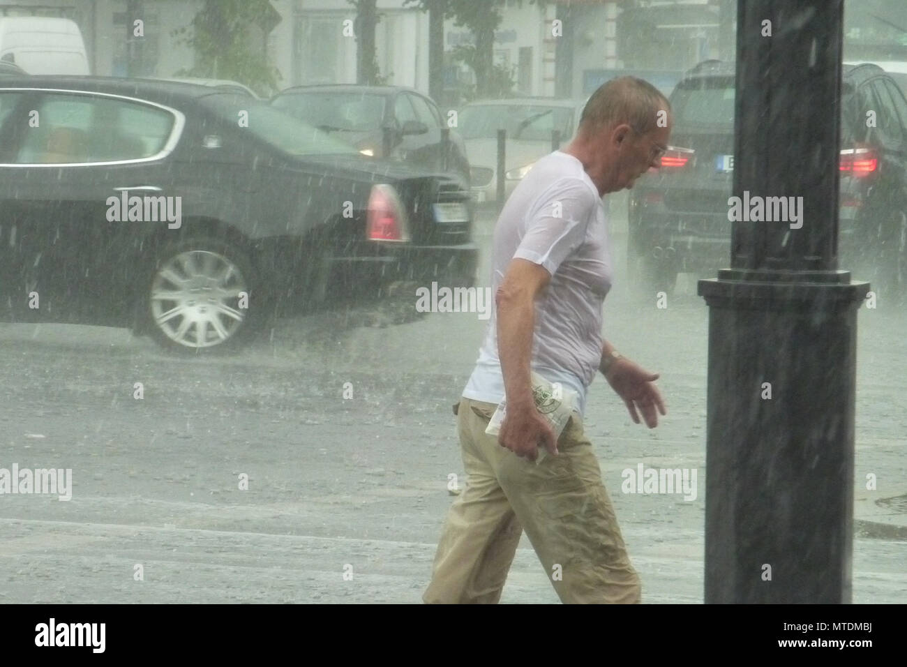 Berlin, Berlin, Germany. 30th May, 2018. Heavy rain over the traffic ...