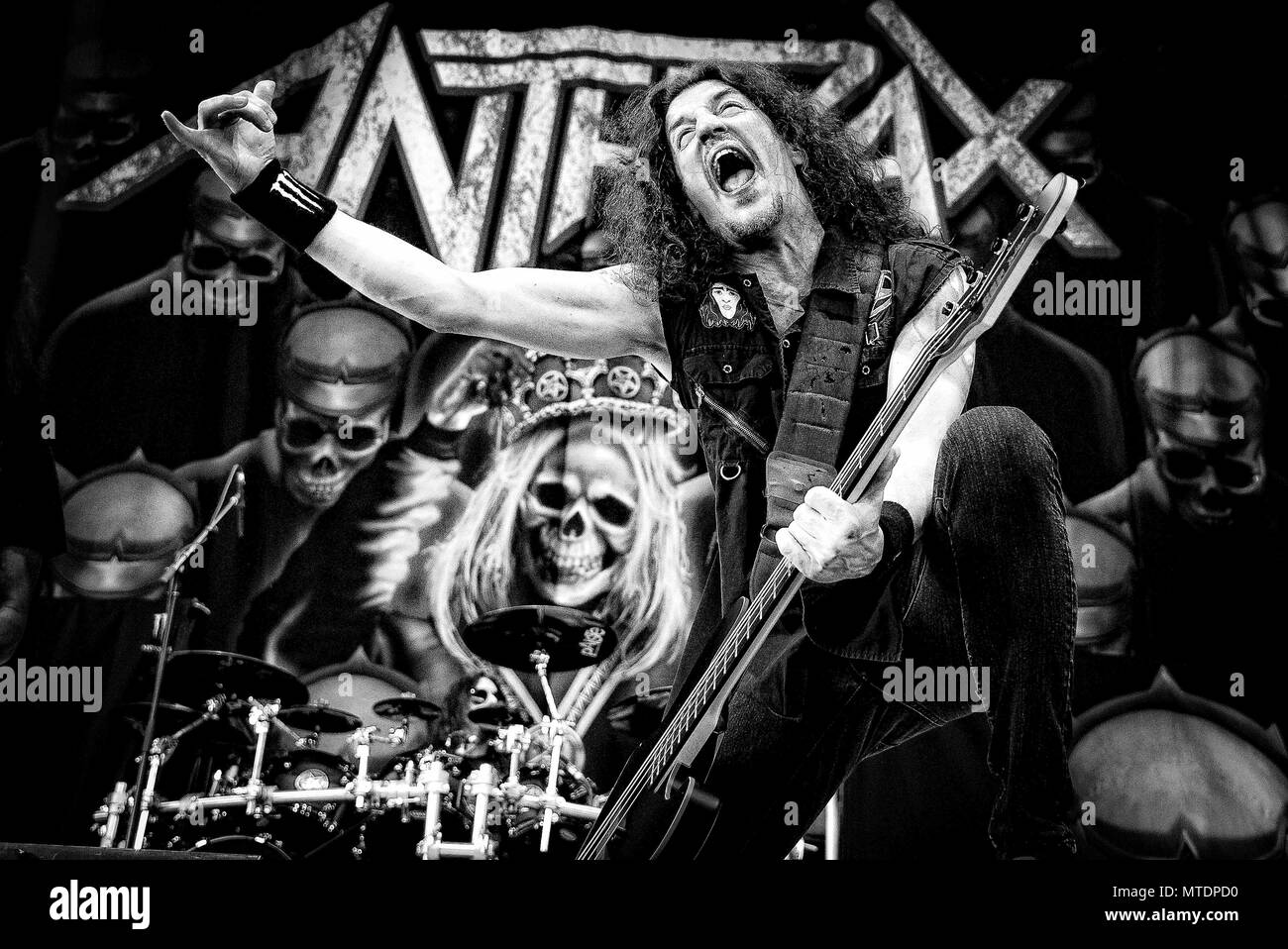 Frank bello scott ian anthrax Black and White Stock Photos & Images - Alamy