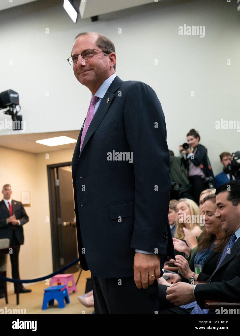 Health and Human Services Secretary Alex Azar stands for applause ...