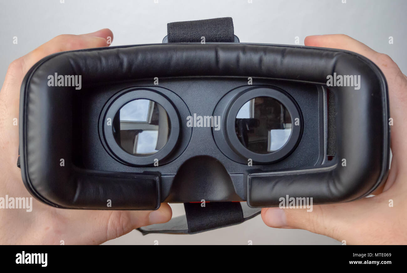 3d virtual reality headset hi-res stock photography and images - Alamy