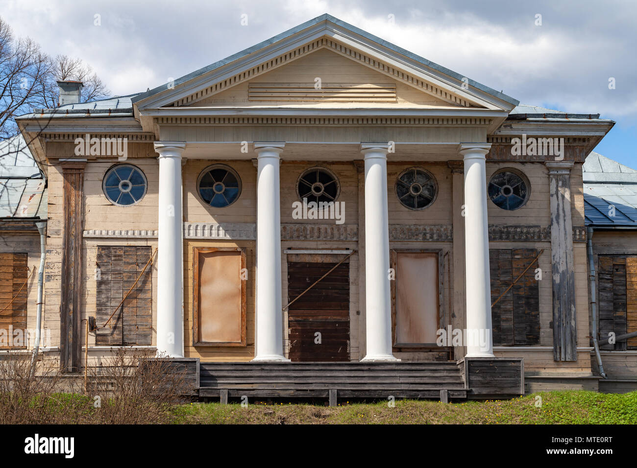 Wooden family building house hi-res stock photography and images - Alamy