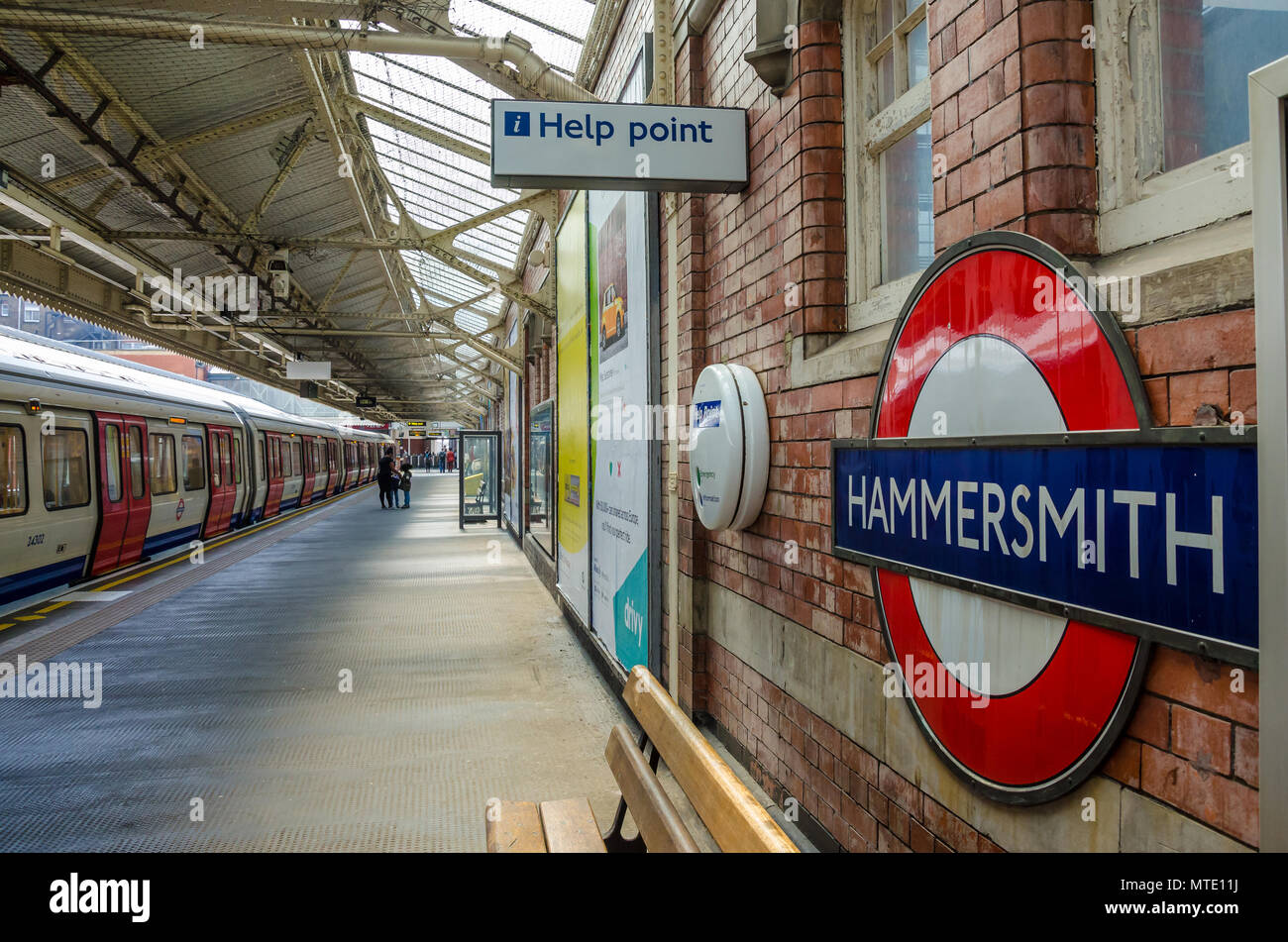 London underground platform sign hi-res stock photography and images ...