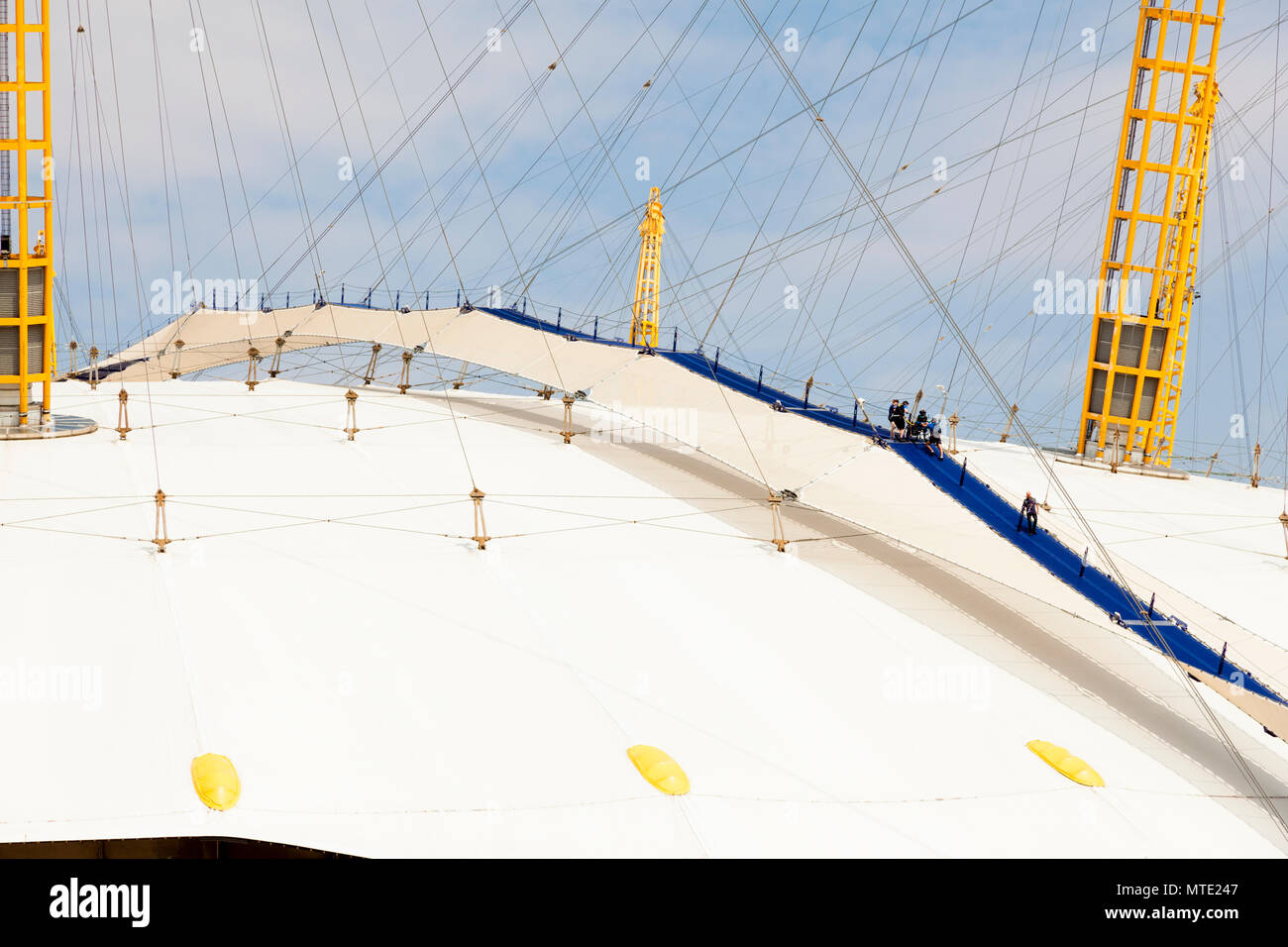 O2 roof climb hi-res stock photography and images - Alamy