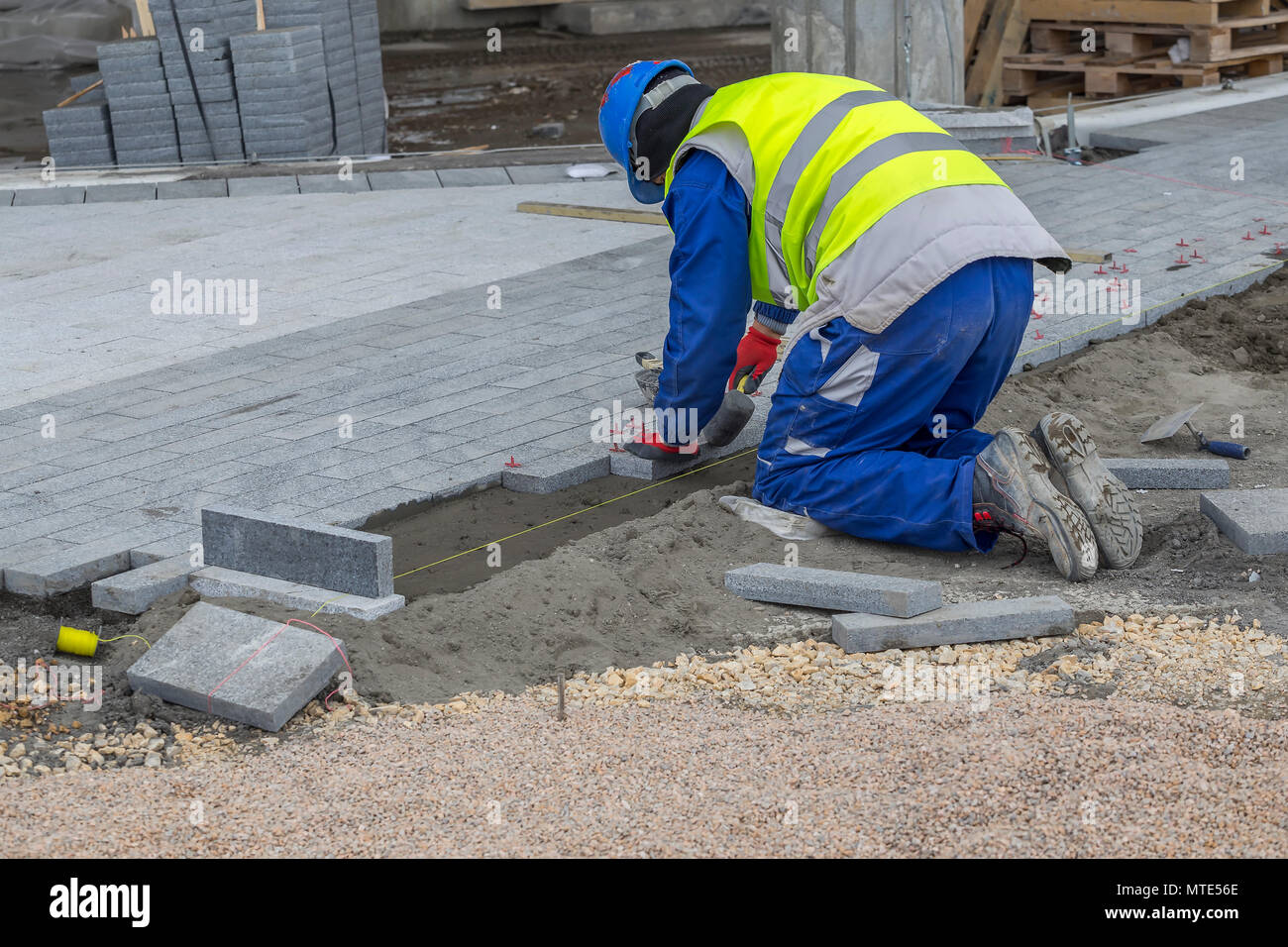 Laying paving stones hi-res stock photography and images - Alamy