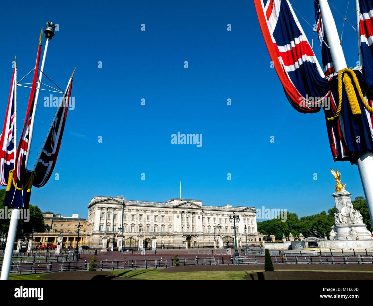 View of Buckingham Palace and Queen Victoria Memorial framed by Royal ...