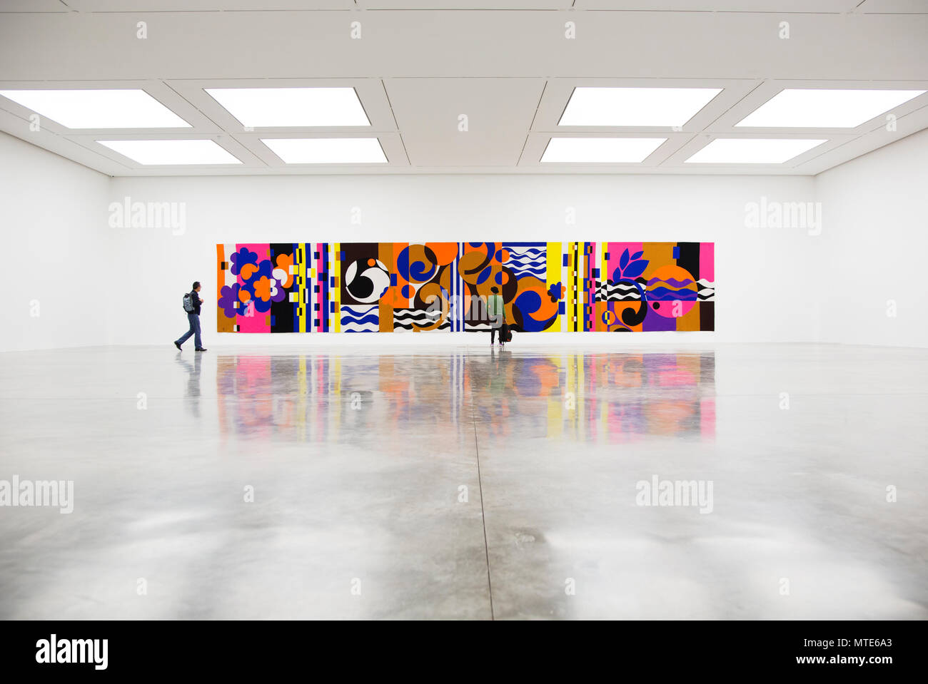 Inside art gallery hi-res stock photography and images - Alamy