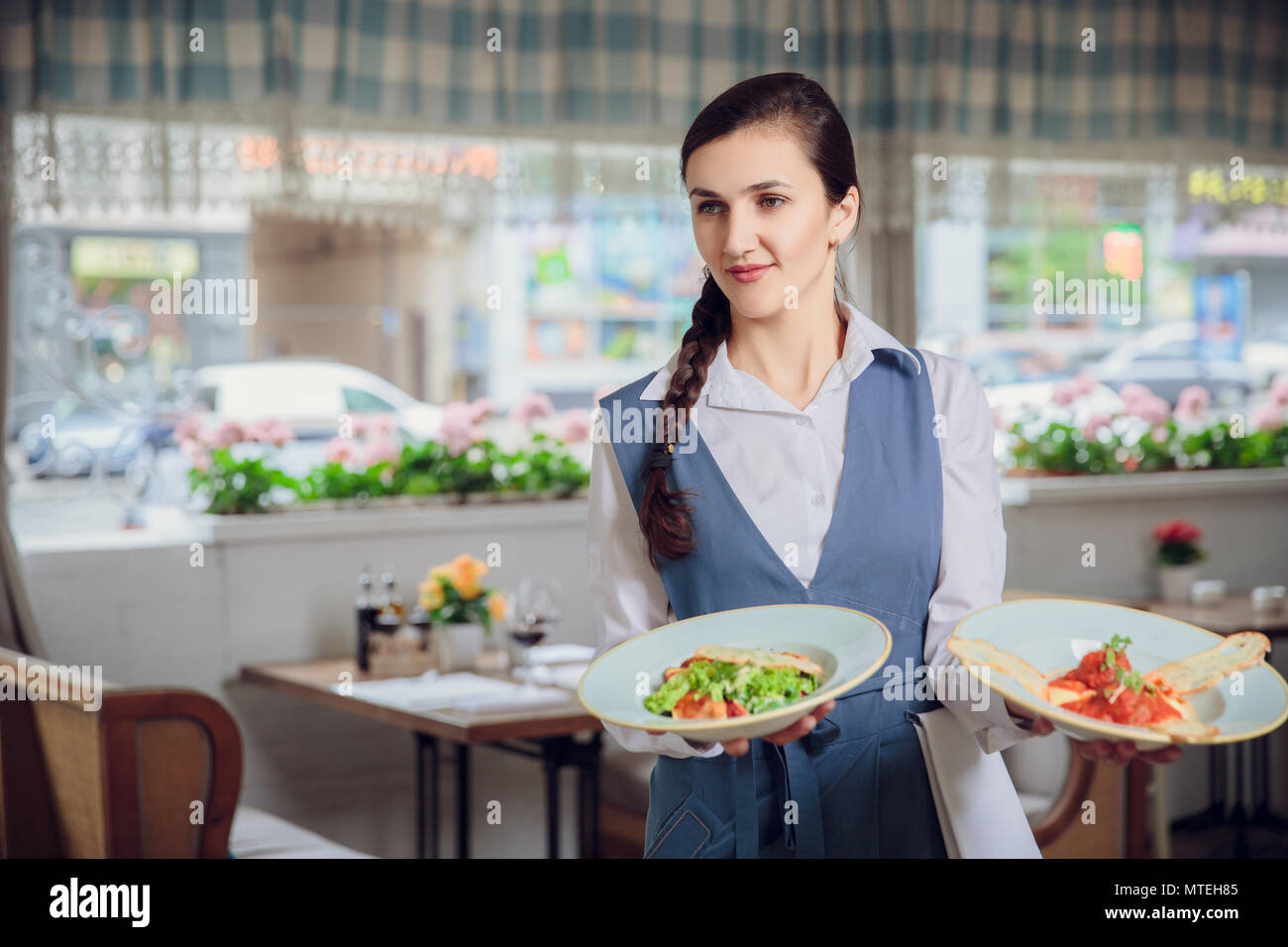 Waitress carrying plates hi-res stock photography and images - Alamy