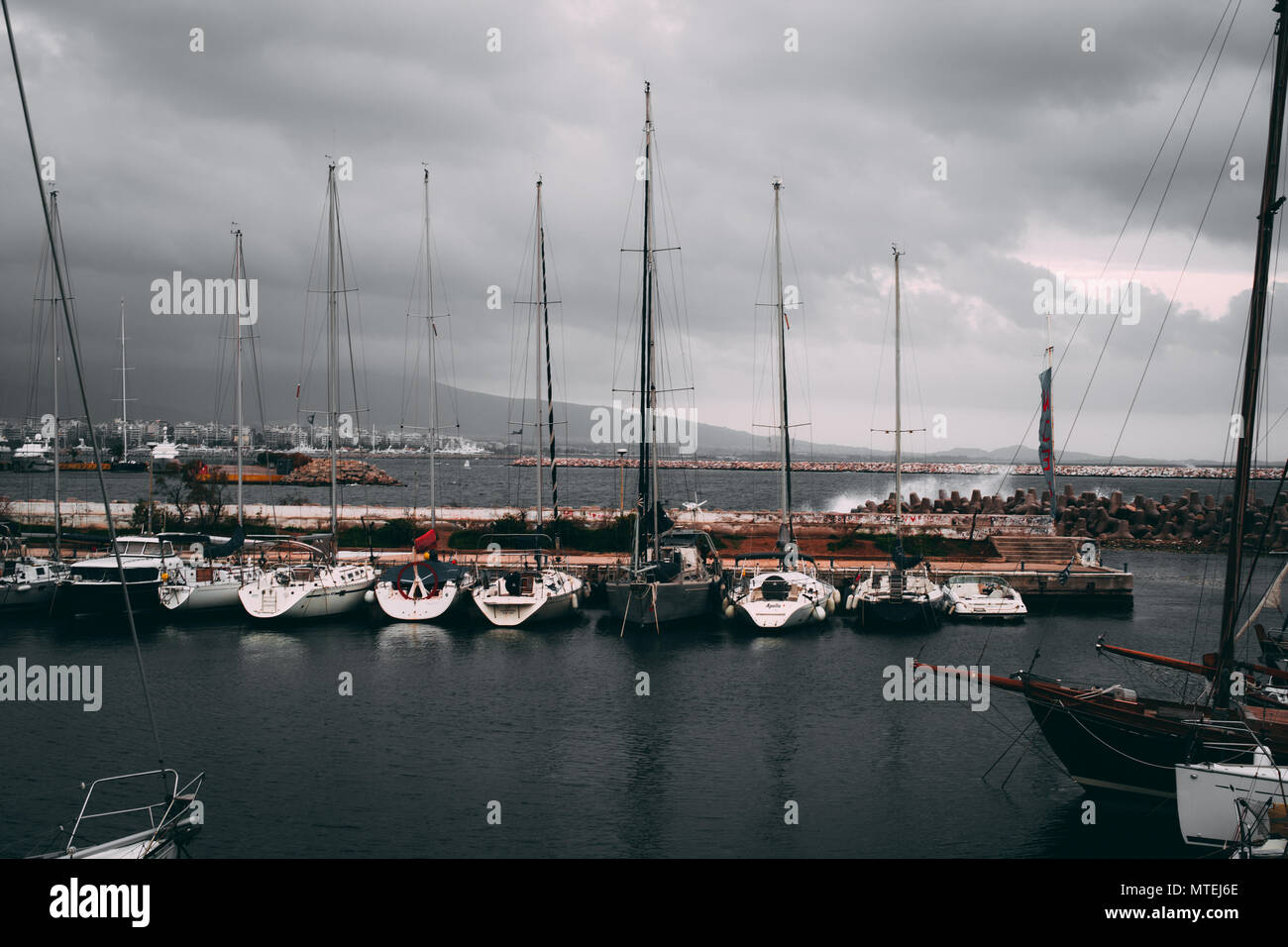 Harbor wave hi-res stock photography and images - Alamy