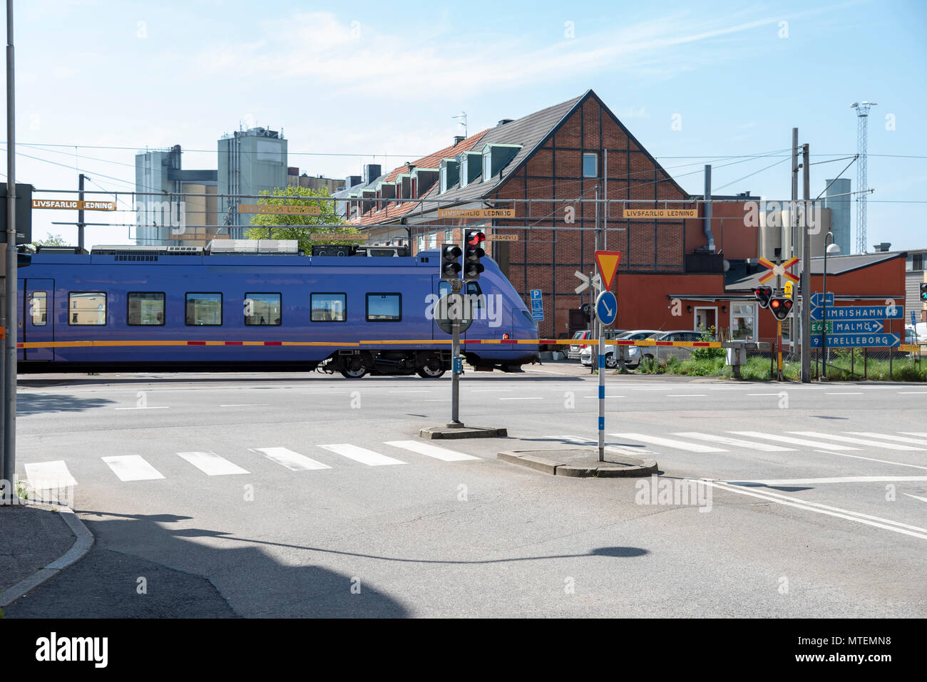 Grade crossing hi-res stock photography and images - Alamy