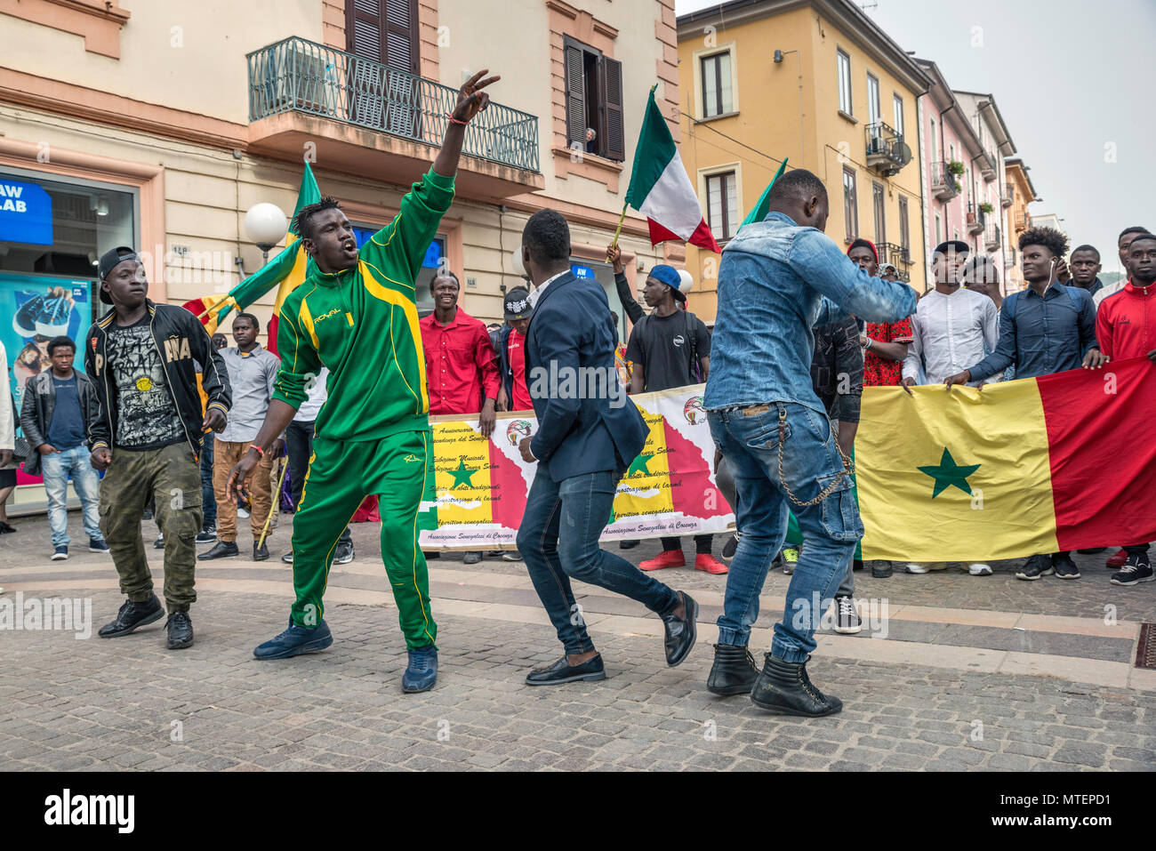 African people dancing street hi-res stock photography and images - Alamy