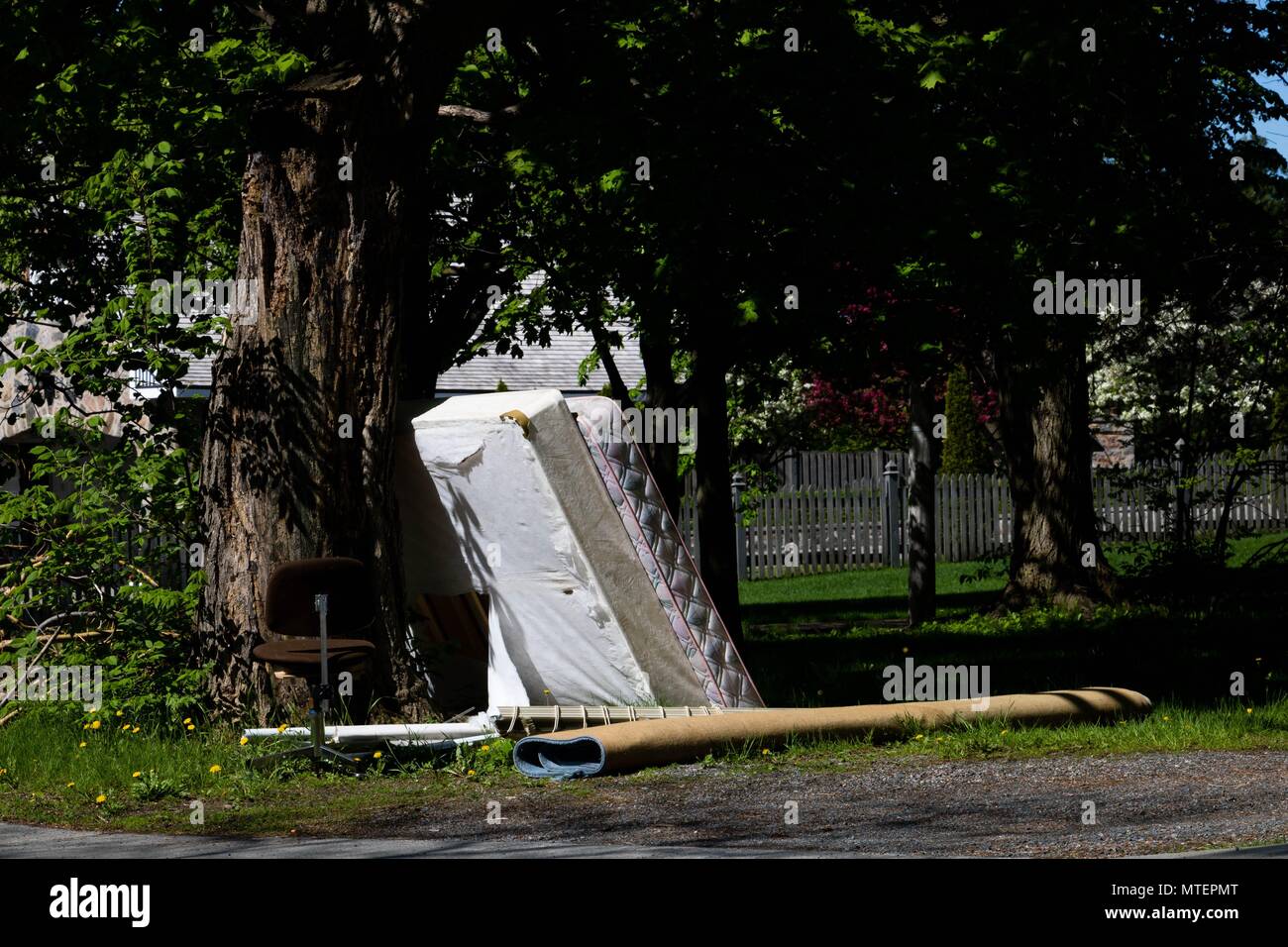 Discarded furniture hi-res stock photography and images - Alamy