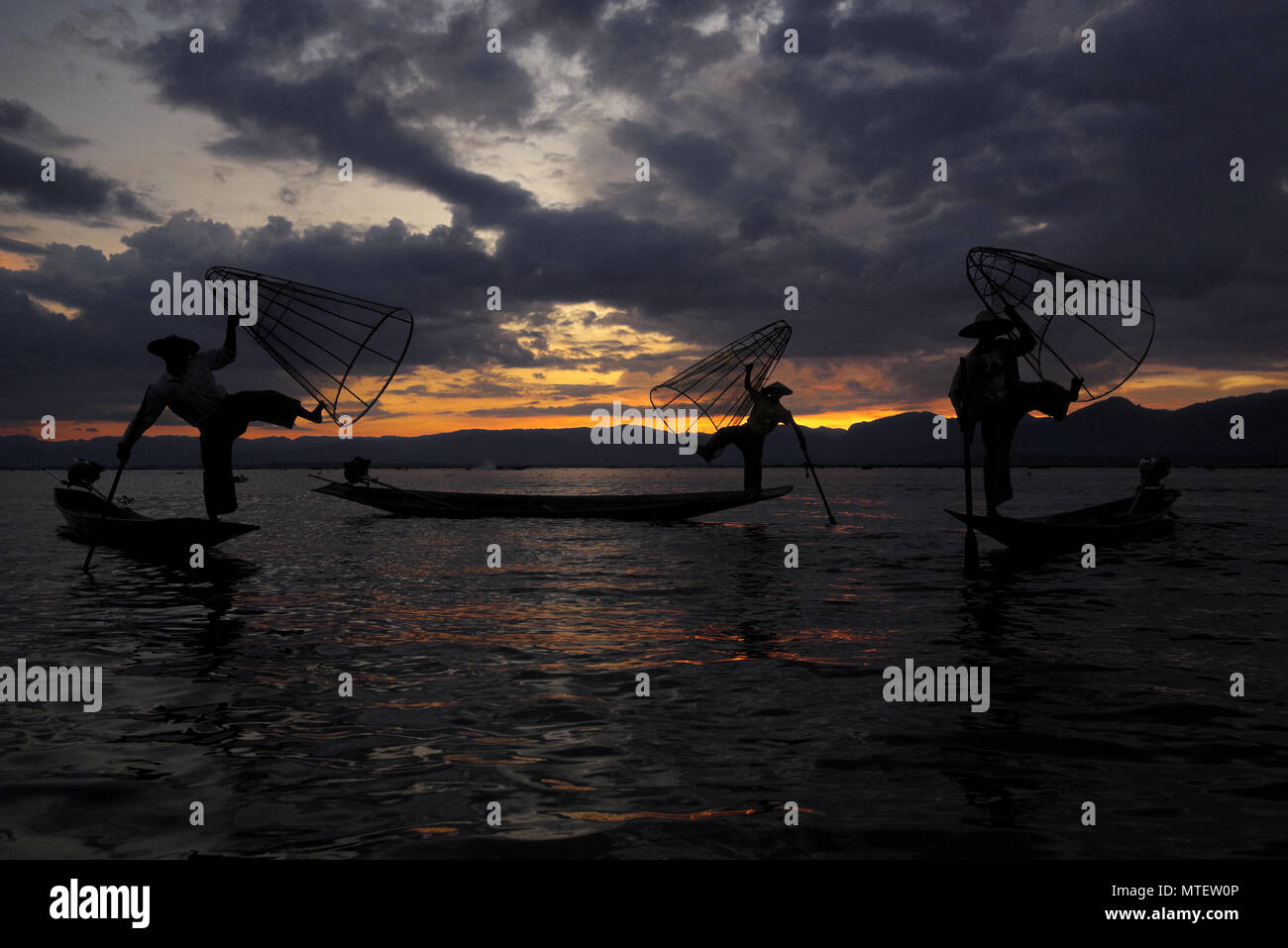 Silhouette fishermen sunset hi-res stock photography and images - Alamy