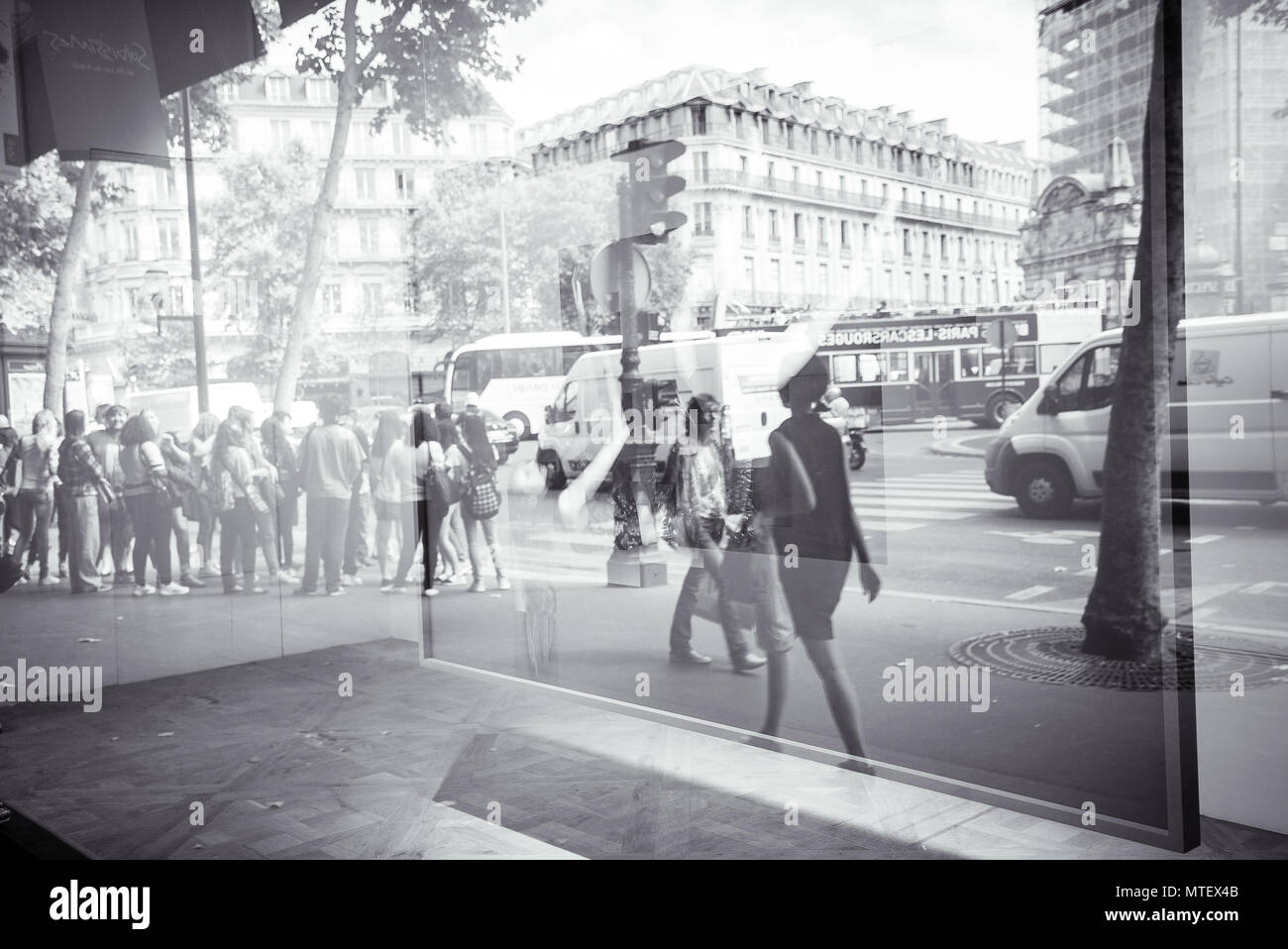 The busy streets surrounding the Palais Garnier in Paris, France Stock ...