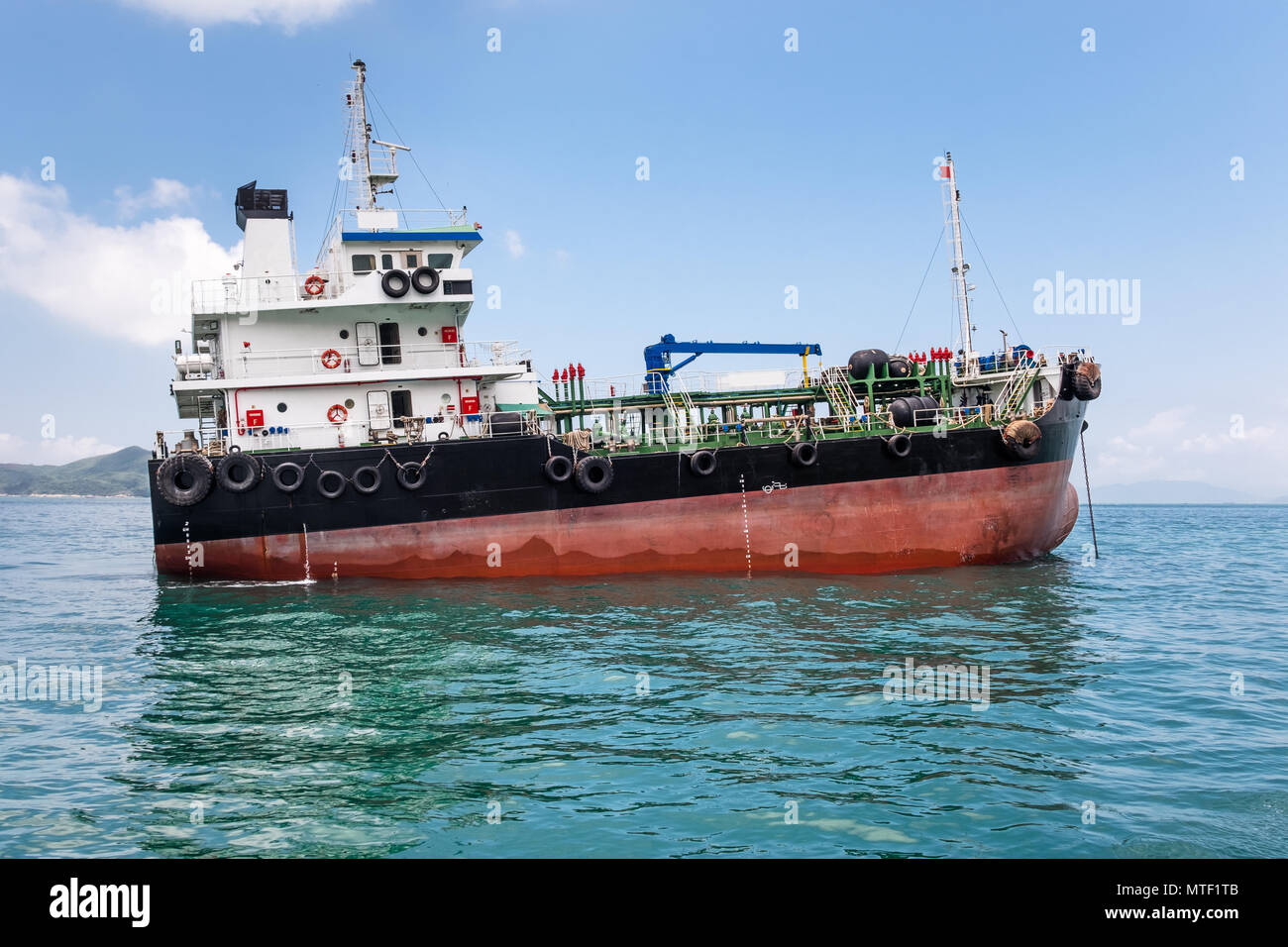 Shell oil tanker hi-res stock photography and images - Alamy