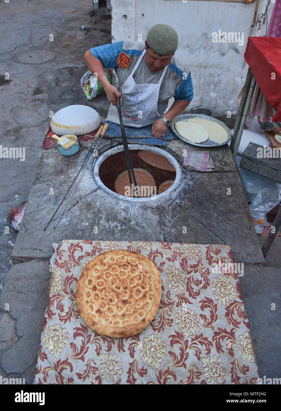 Persian bread hi-res stock photography and images - Alamy