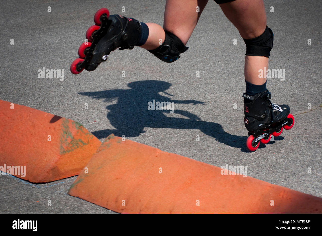 Yong woman riding roller skate action hi-res stock photography and ...