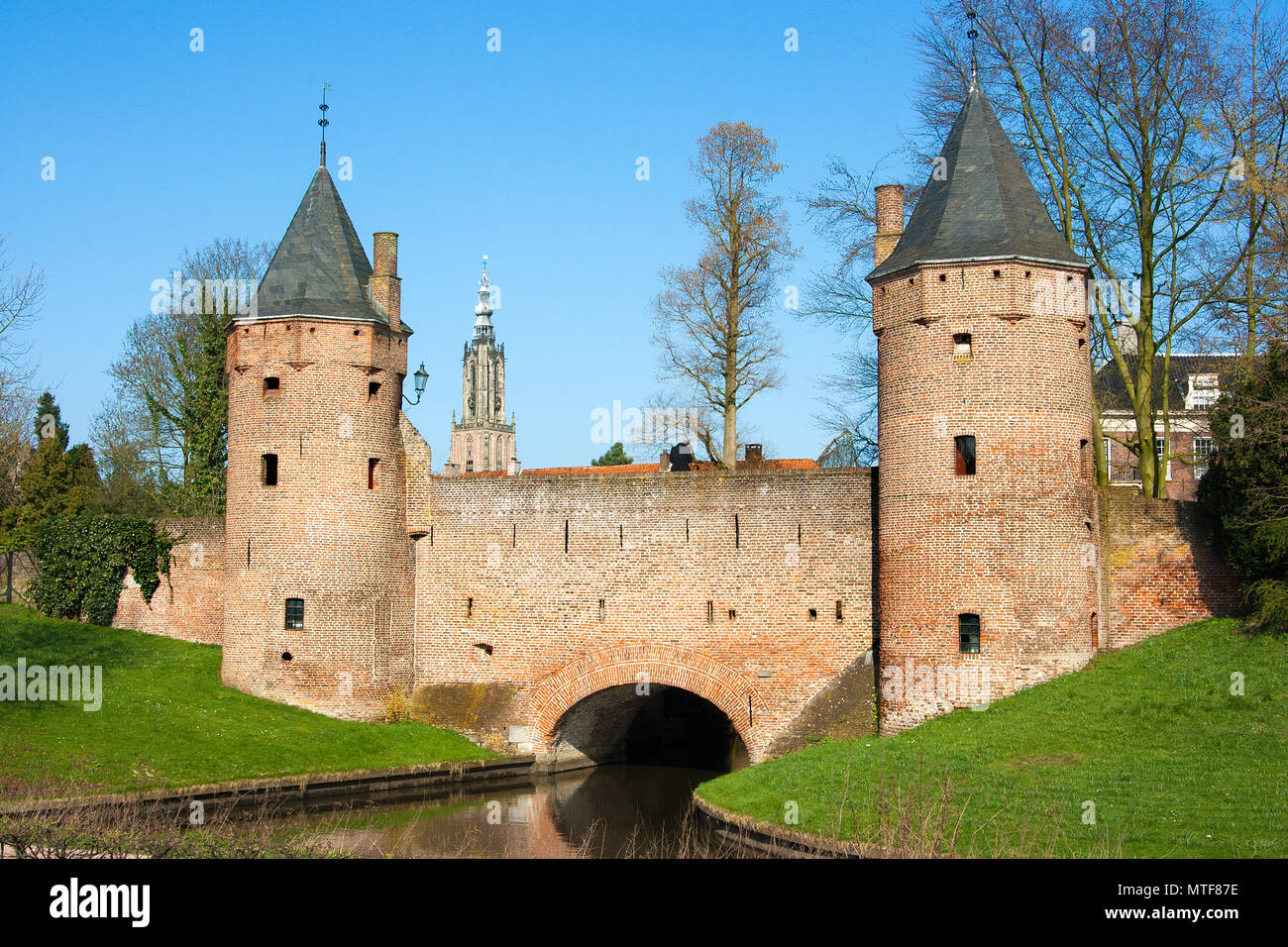 15th century water gate hi-res stock photography and images - Alamy