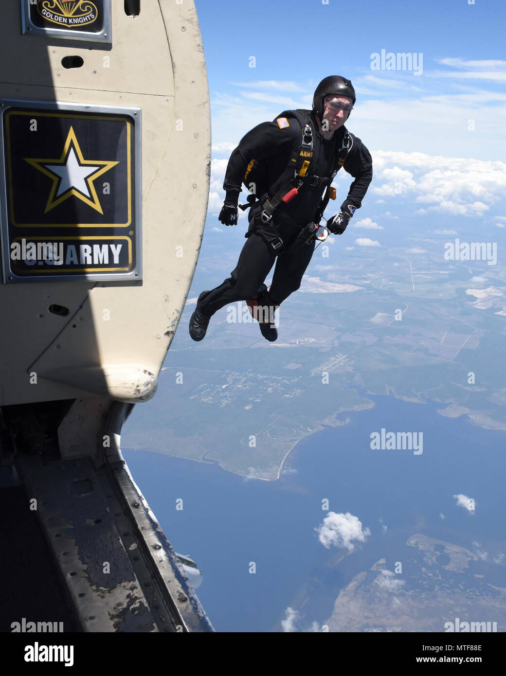 U s army golden knights skydive hi-res stock photography and images - Alamy