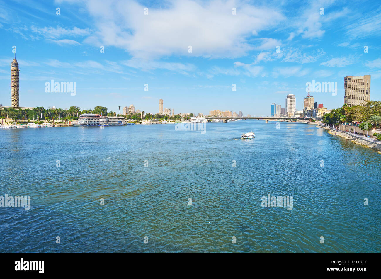 Qasr El Nil bridge overlooks the bank of Gezira Island with tourist ...