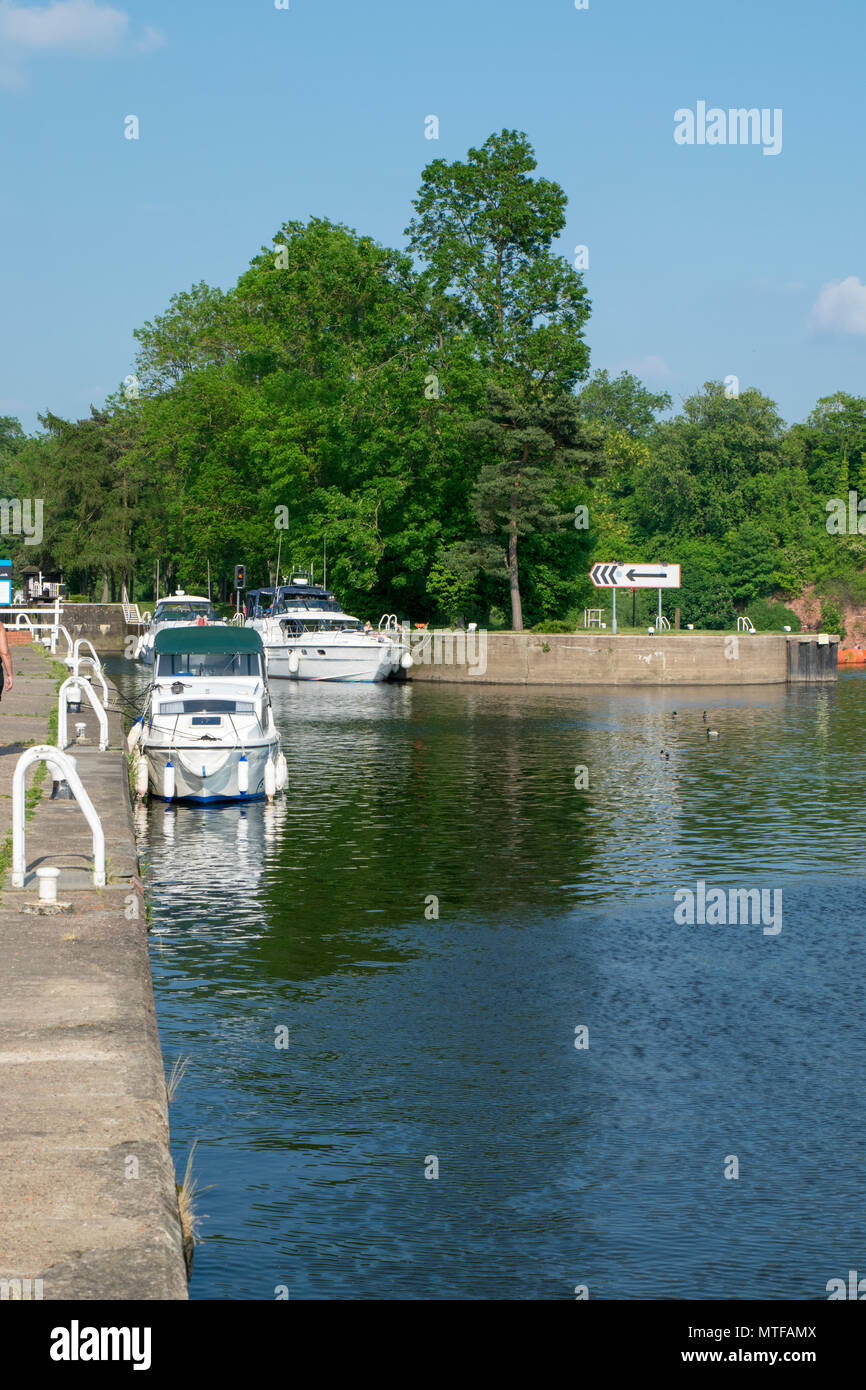 Gunthorpe lock nottinghamshire hi-res stock photography and images - Alamy