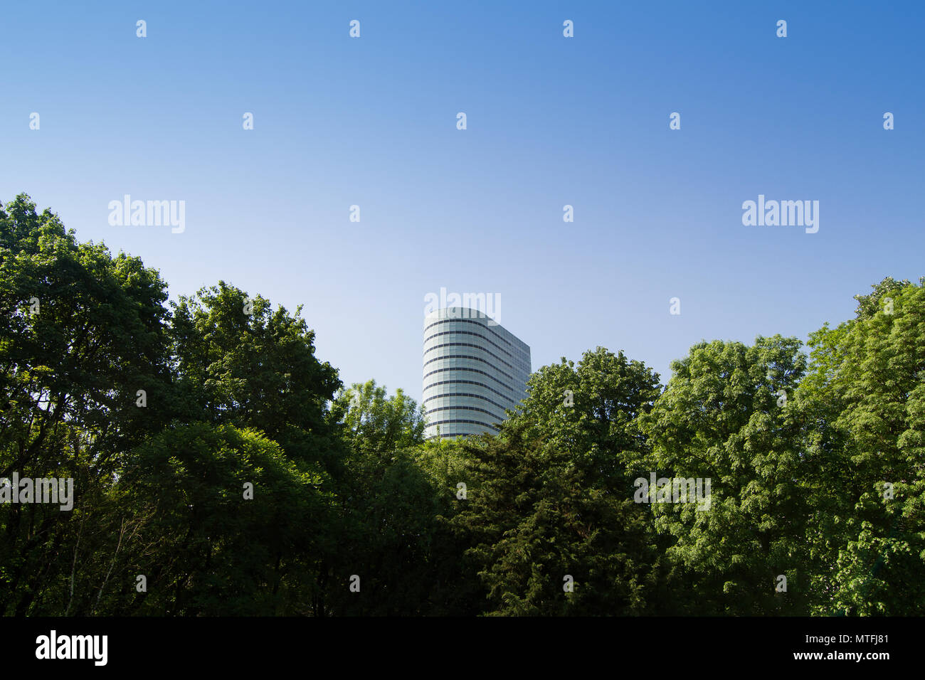Tall green building hi-res stock photography and images - Alamy