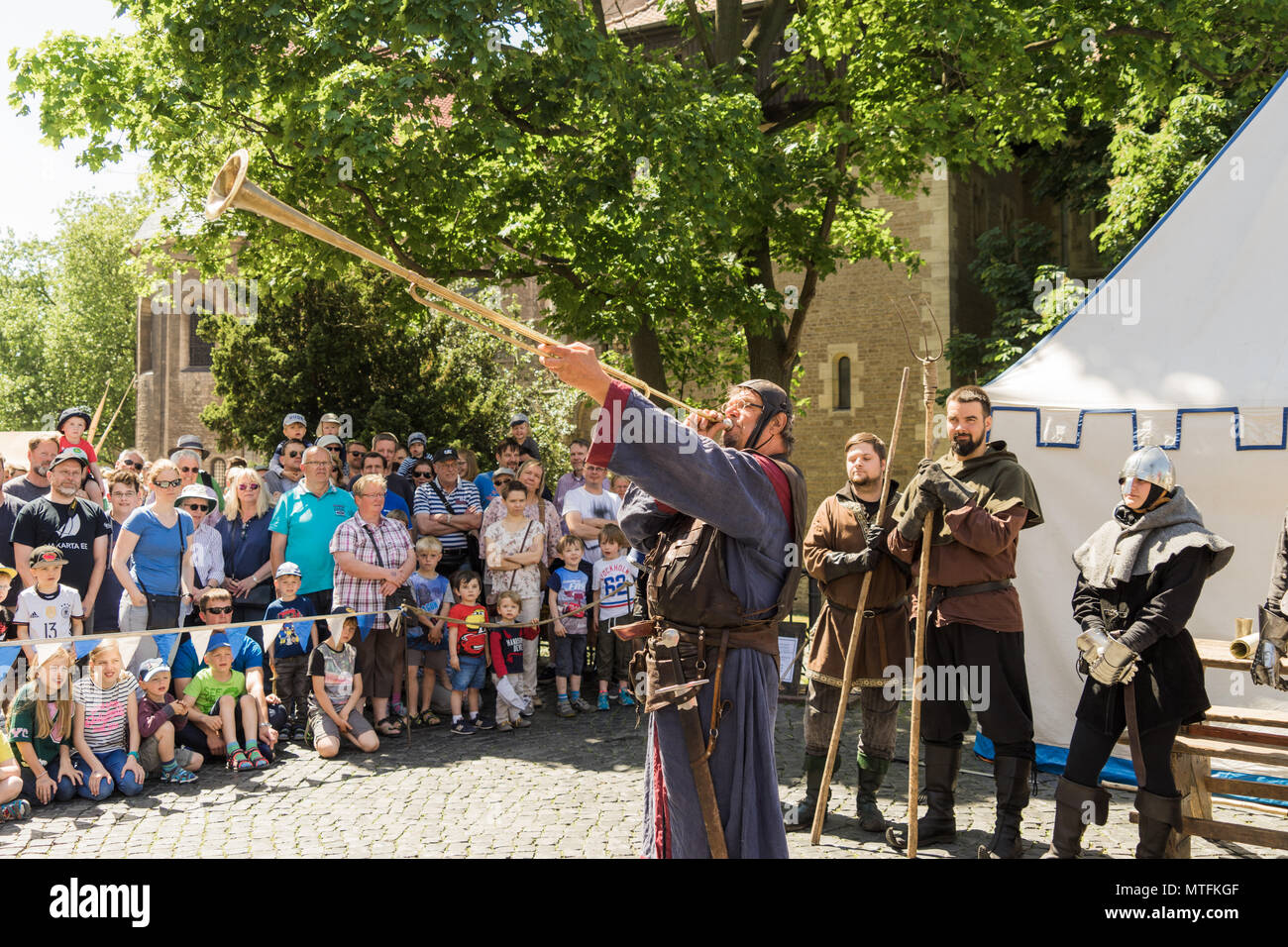 A wind player at the medieval festival in Brauschweig announces the ...
