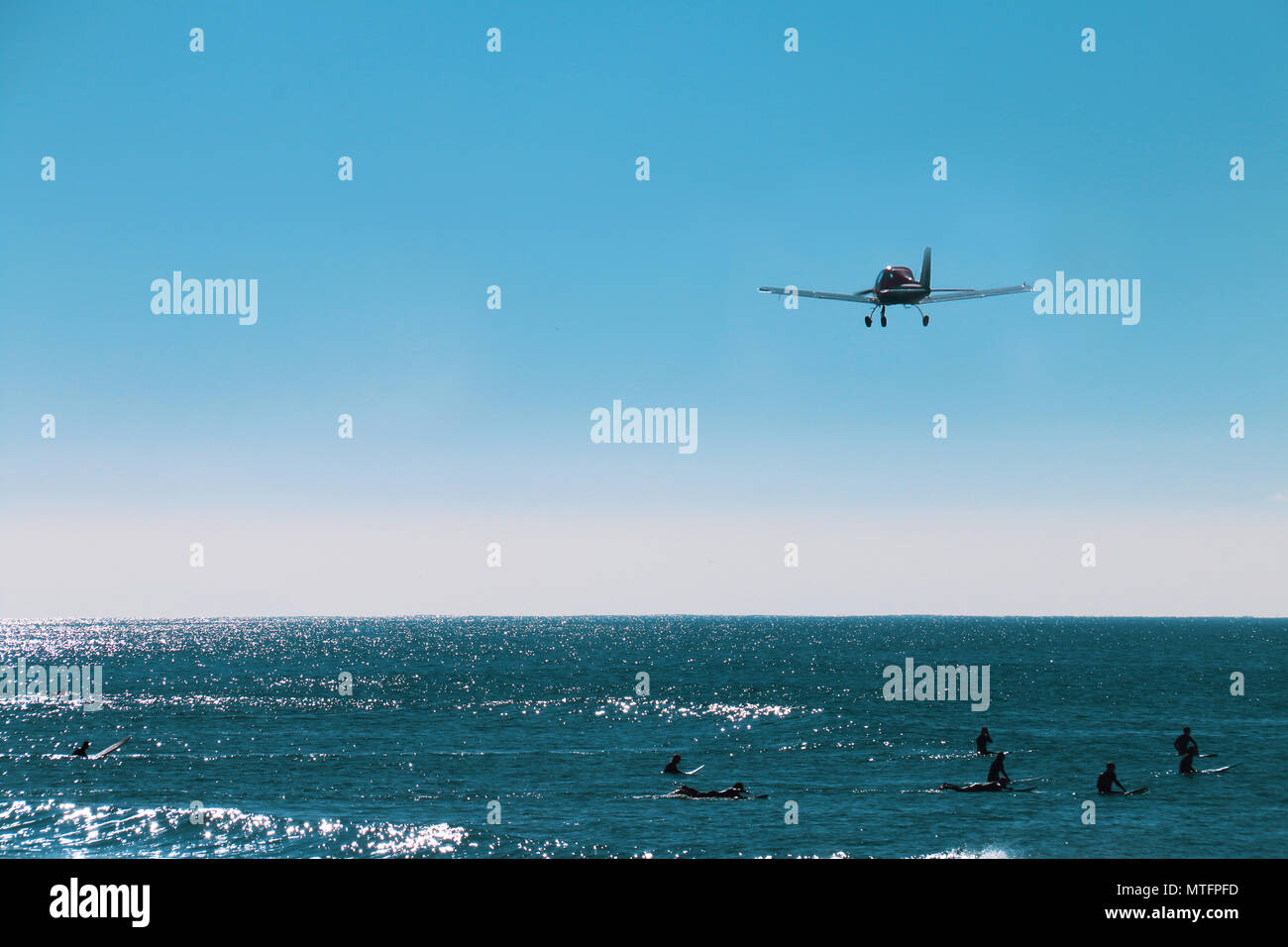 Group of people surfing hi-res stock photography and images - Alamy