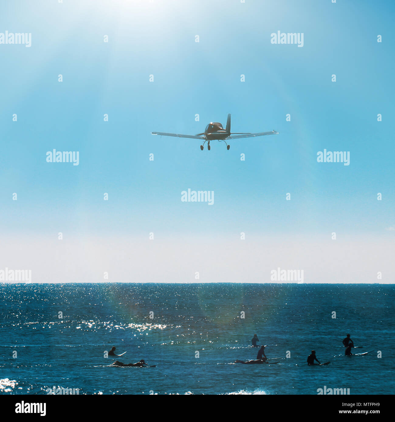 Group of people surfing hi-res stock photography and images - Alamy