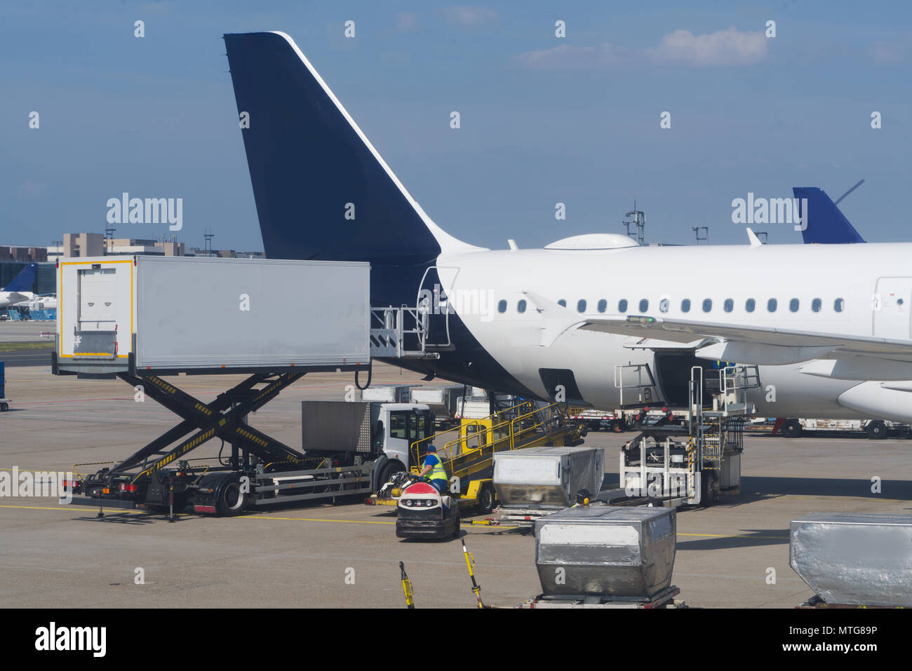 Airplane passenger loading hi-res stock photography and images - Alamy