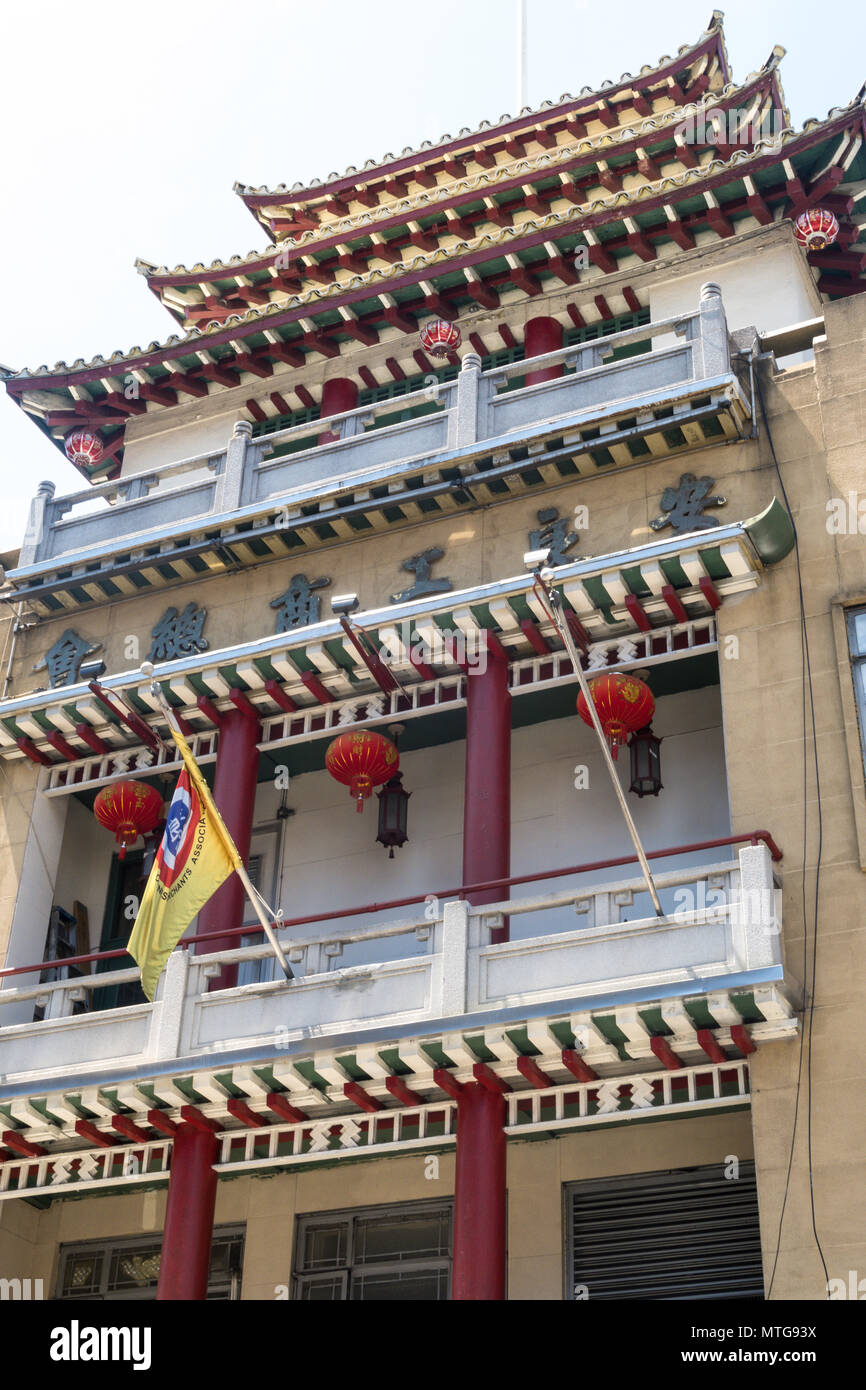 Chinese traditional pagoda style roof building hi-res stock photography ...