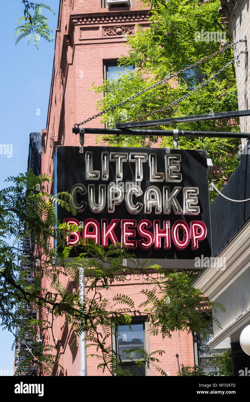 Neon bakery sign hi-res stock photography and images - Alamy