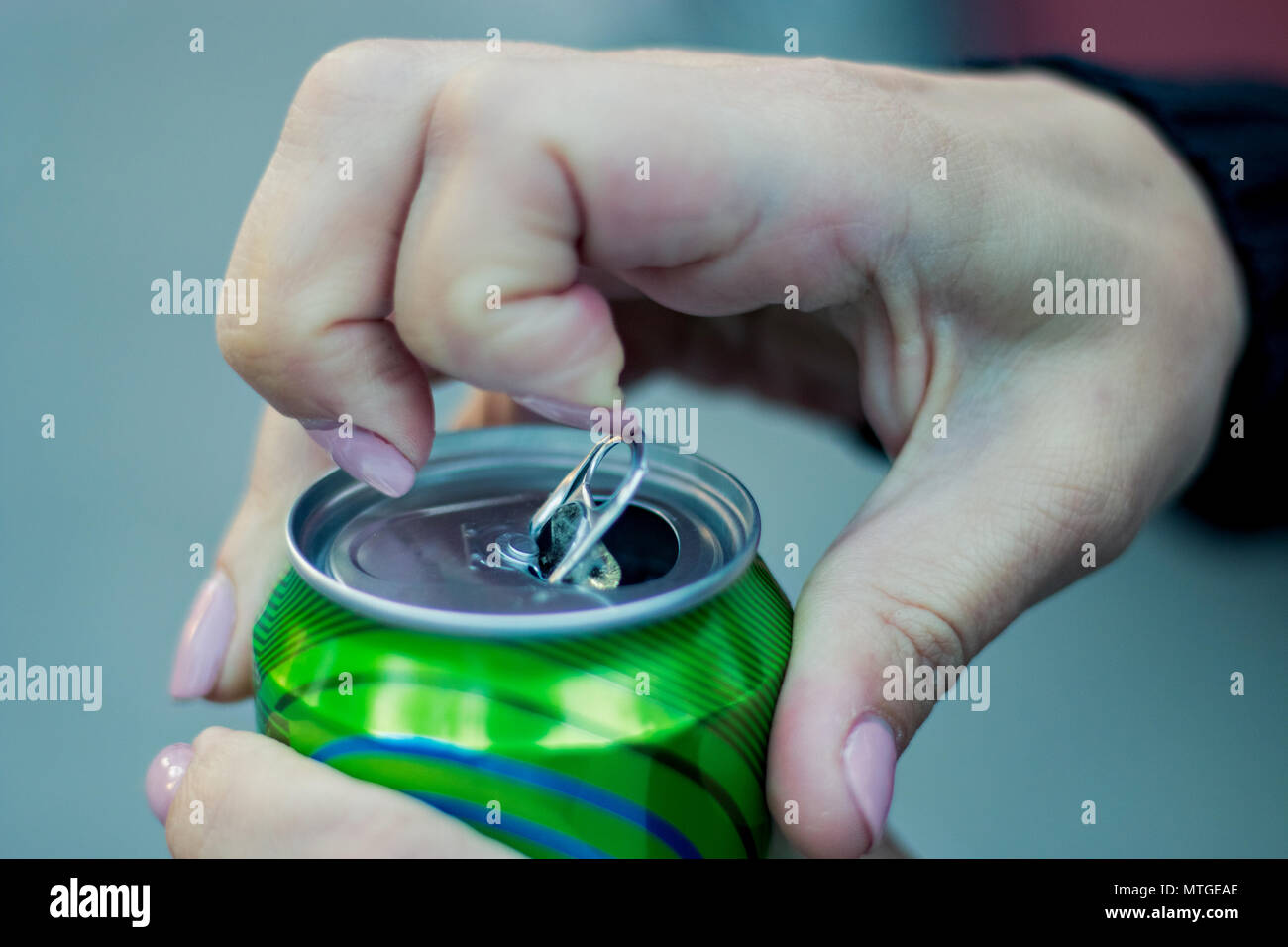 Hand opening soda can hi-res stock photography and images - Alamy