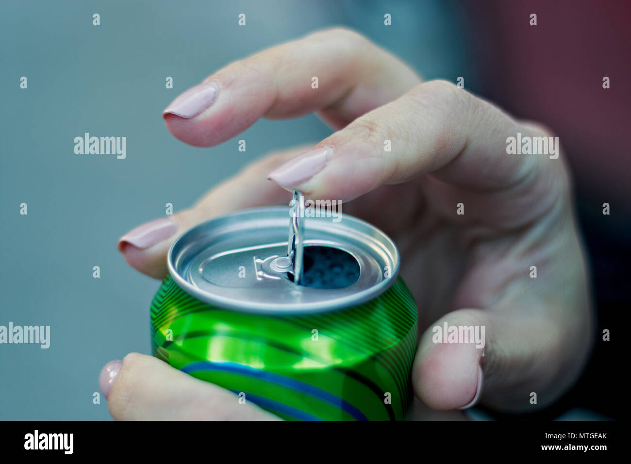 Hand opening soda can hi-res stock photography and images - Alamy