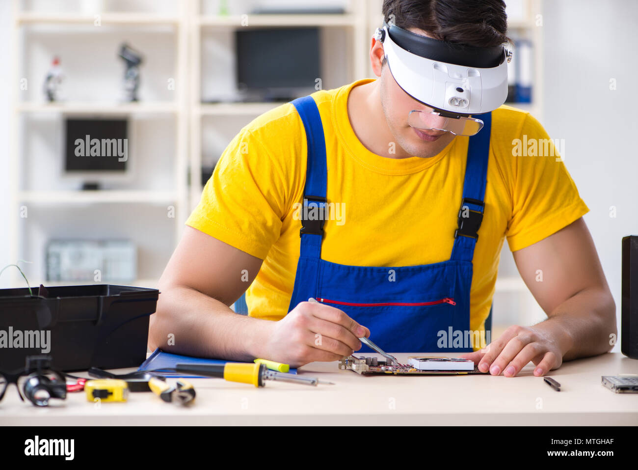 Computer repair technician repairing hardware Stock Photo - Alamy