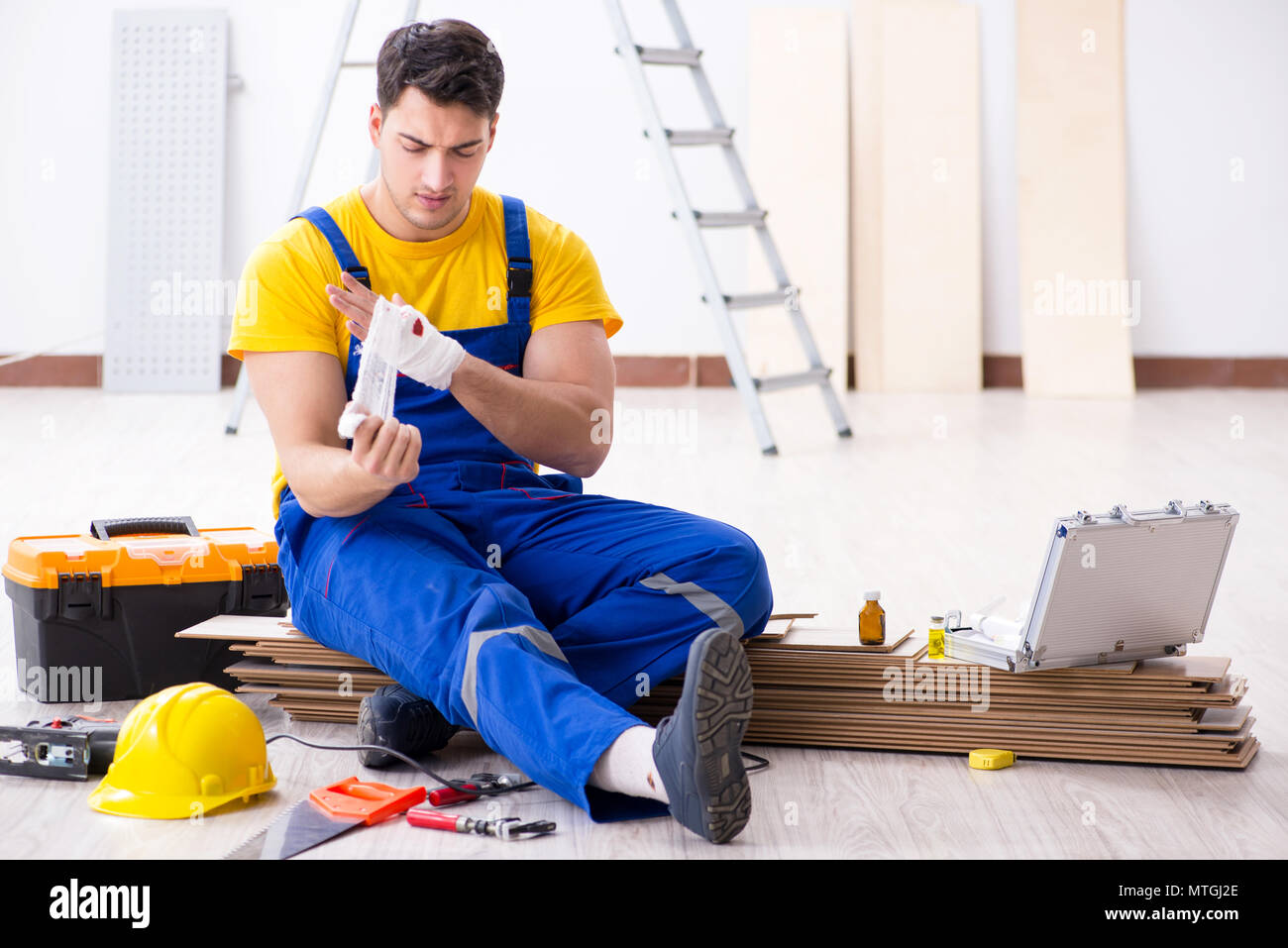 Worker with injured hand at construction site Stock Photo - Alamy