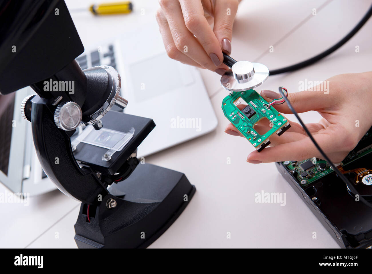 Engineer fixing broken computer hard drive Stock Photo - Alamy Engineer fixing broken computer hard drive Stock Photo - Alamy
