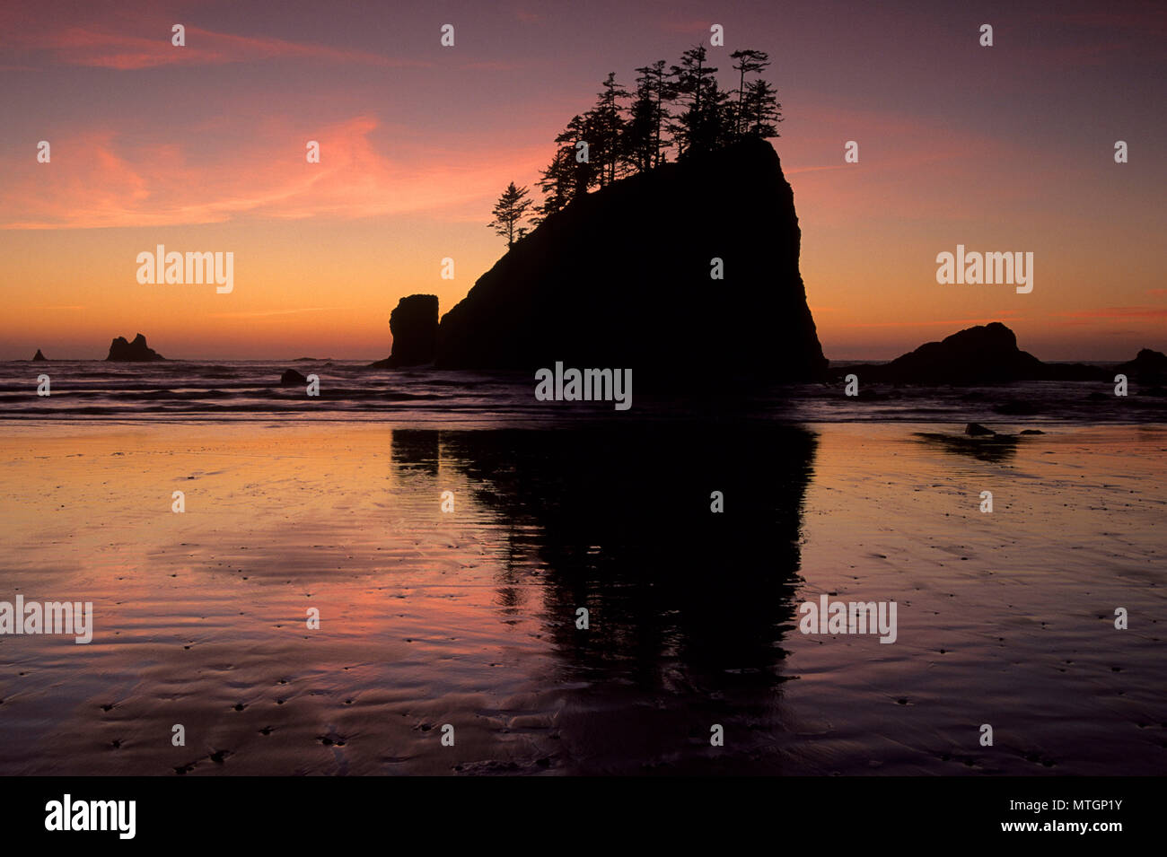 Seastack sunset at Second Beach, Olympic National Park, Washington ...