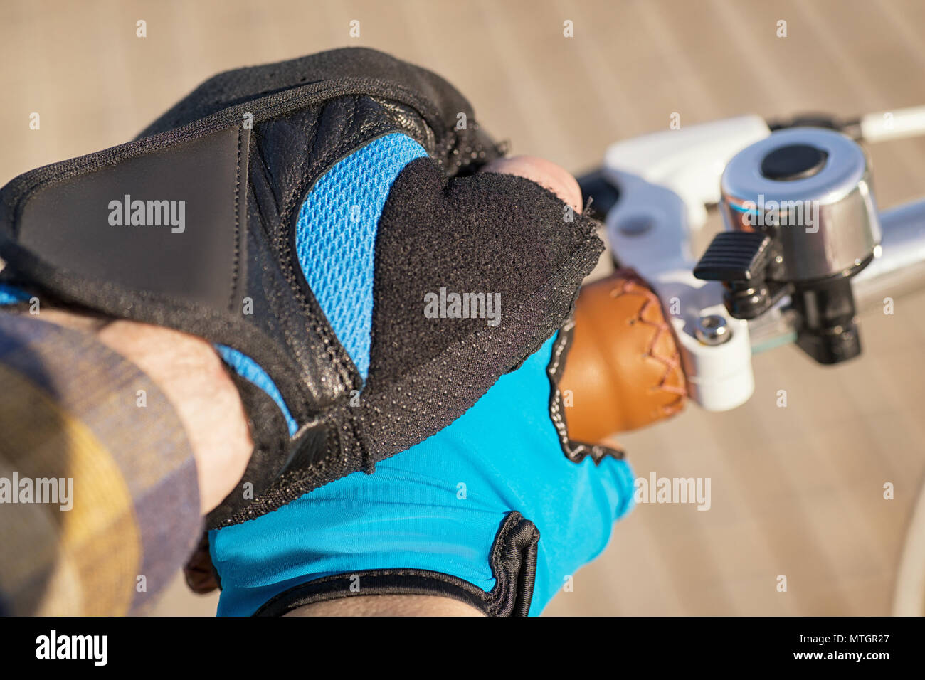 Bicycle holding hands hi-res stock photography and images - Alamy