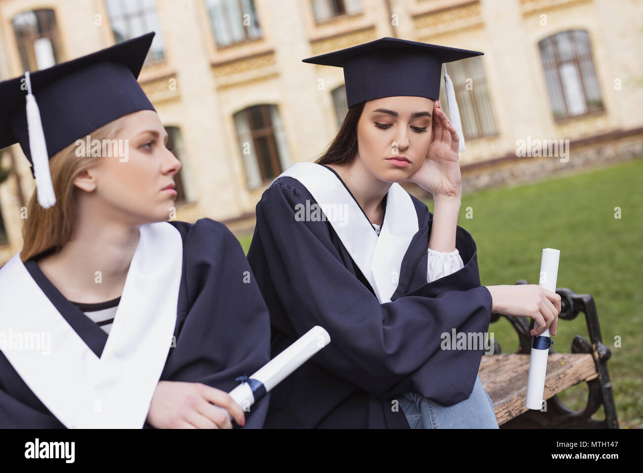 Graduation group low angle hi-res stock photography and images - Alamy