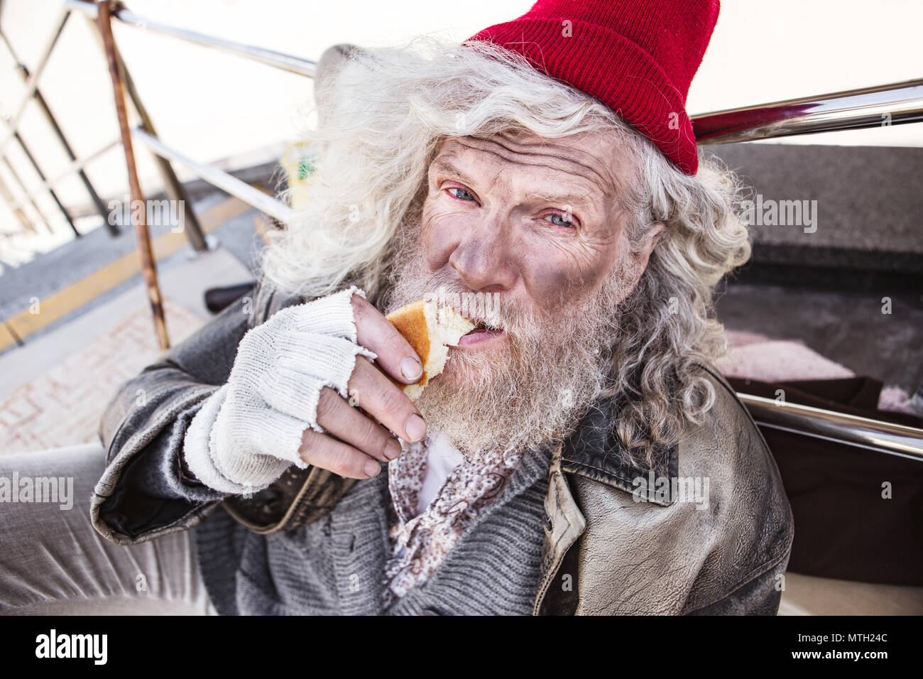 Homeless people eating hi-res stock photography and images - Alamy