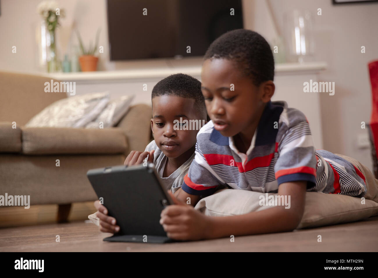 Teen tablet family hi-res stock photography and images - Alamy