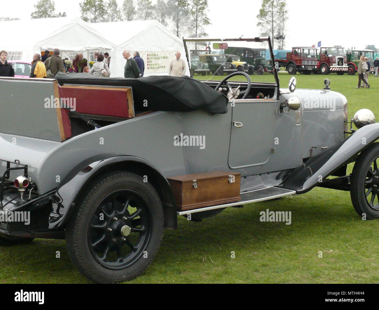 Vintage car uk hamper hi-res stock photography and images - Alamy