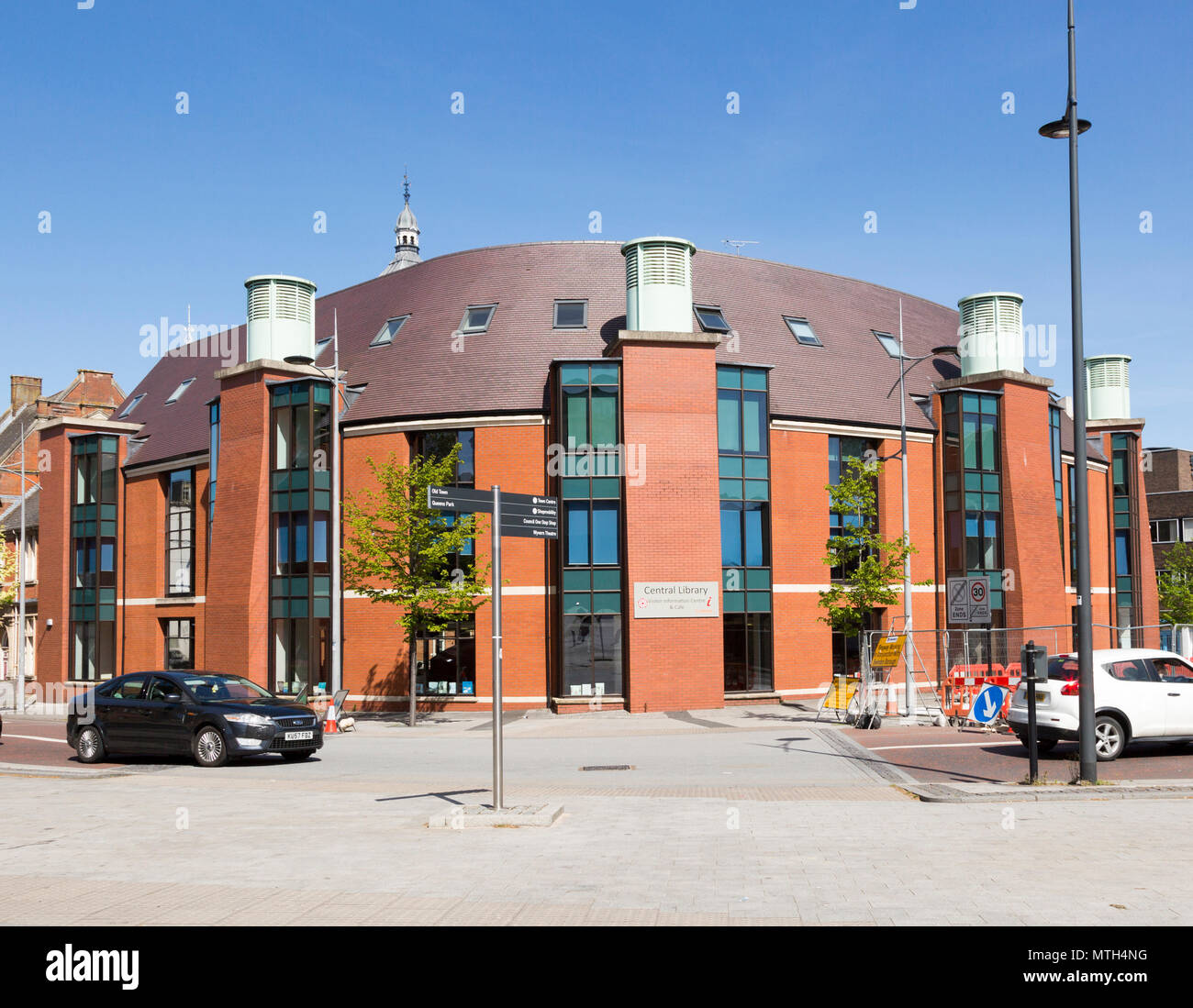 Redeveloped modern Central Library building, town centre, Swindon ...