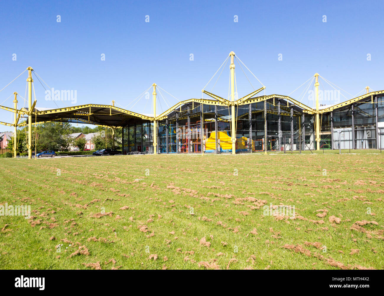Renault distribution centre building designed by Norman Foster 1982 ...