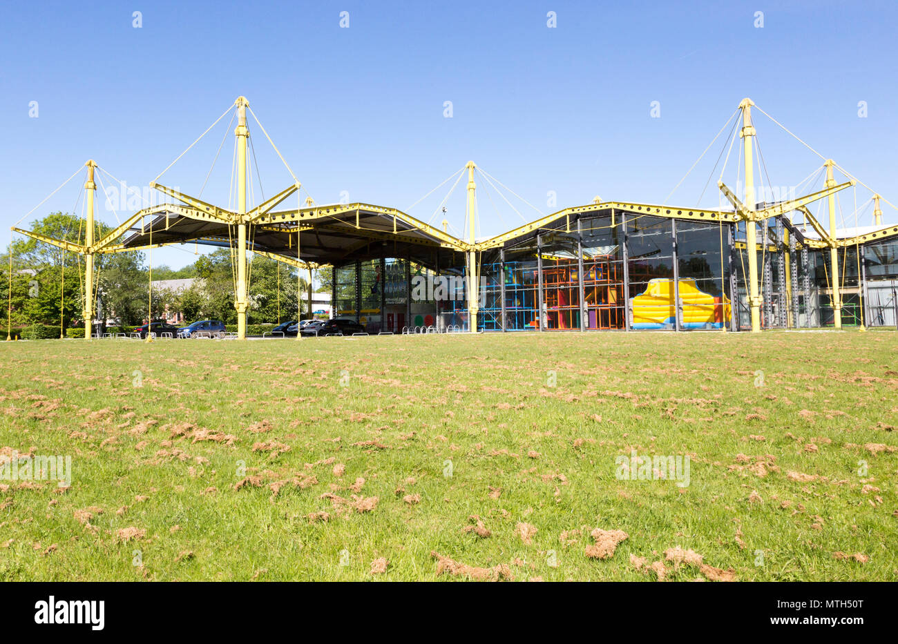 Renault distribution centre building designed by Norman Foster 1982 ...