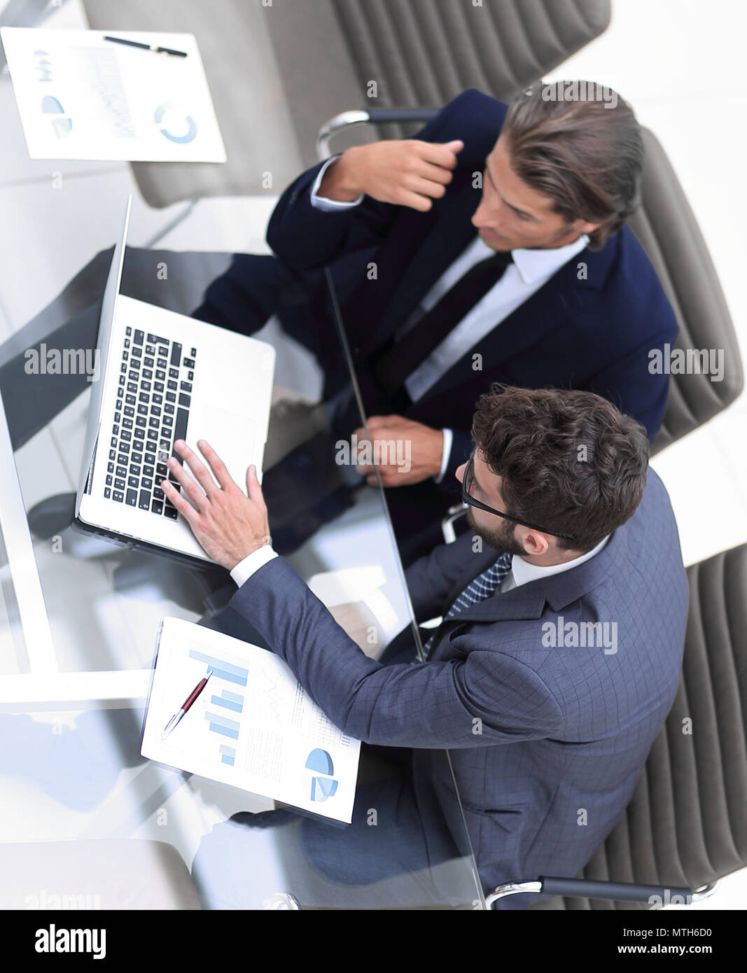 successful employees discussing important issues Stock Photo - Alamy
