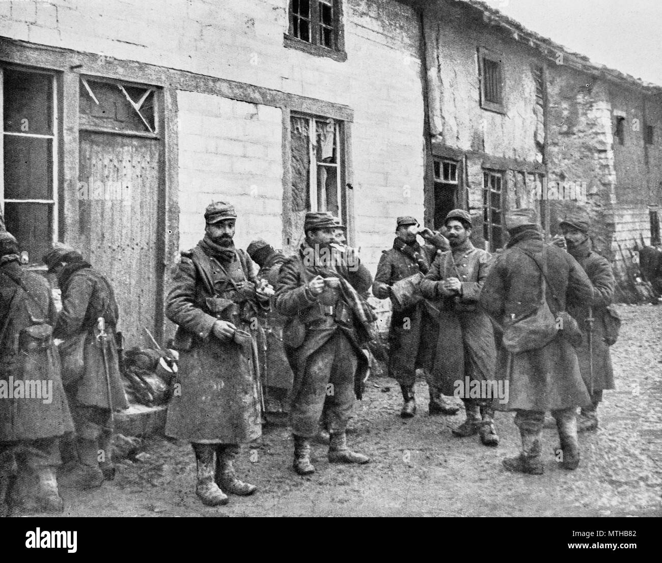 Soldiers drinking first world war hi-res stock photography and images ...