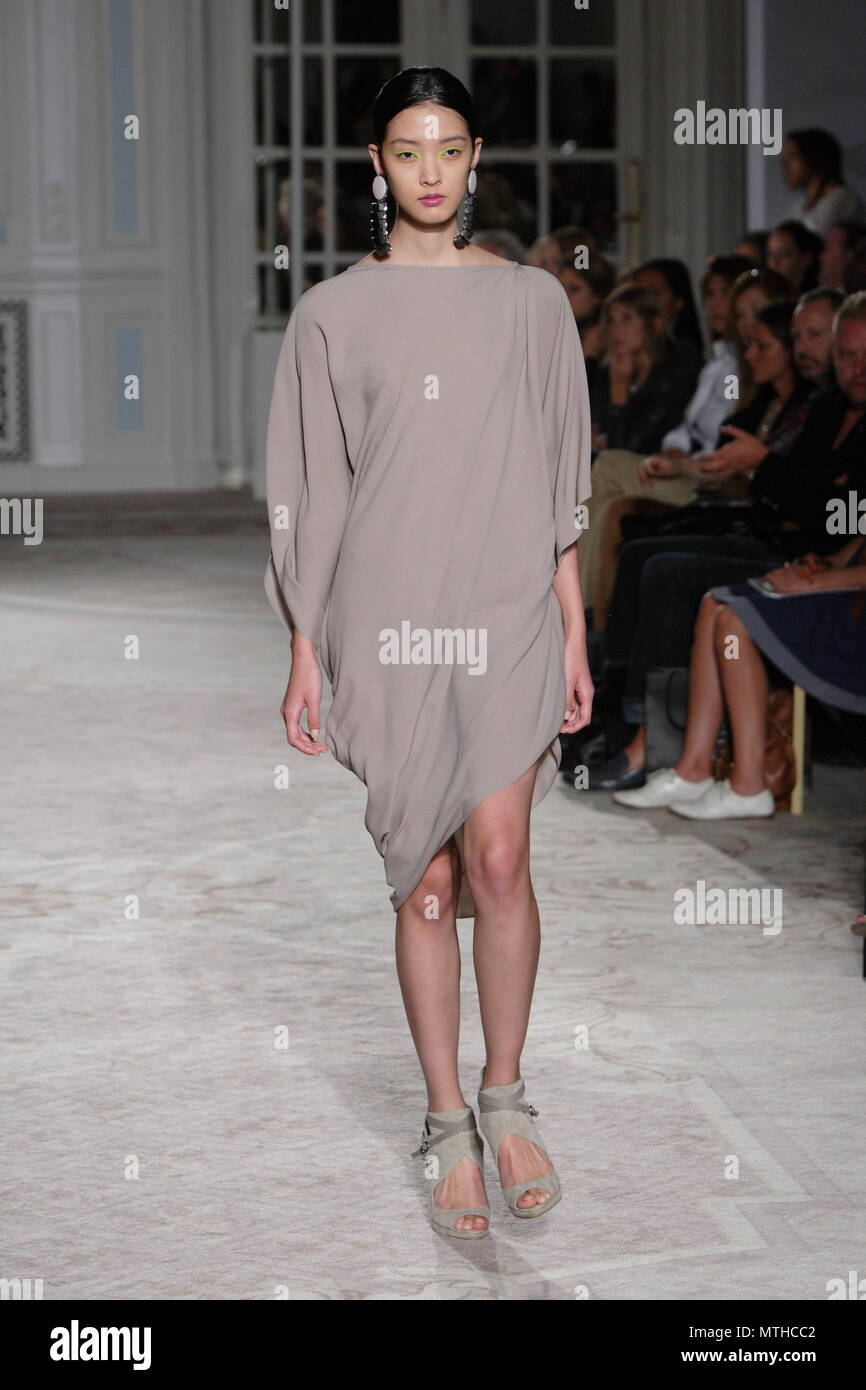 UK Fashion - Model on the runway during the Maria Grachvogel Spring ...