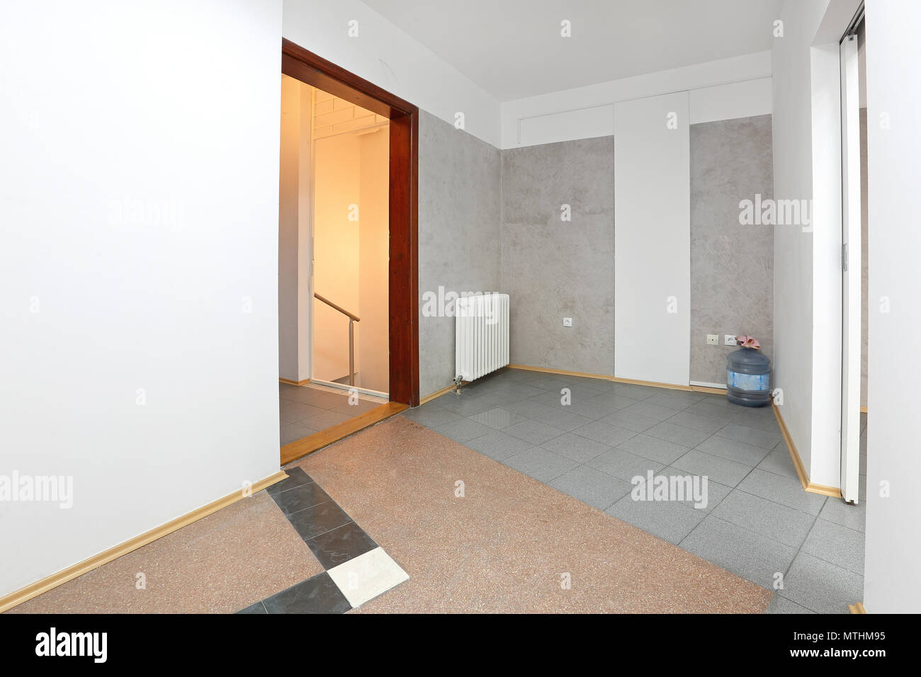 Small empty room hi-res stock photography and images - Alamy