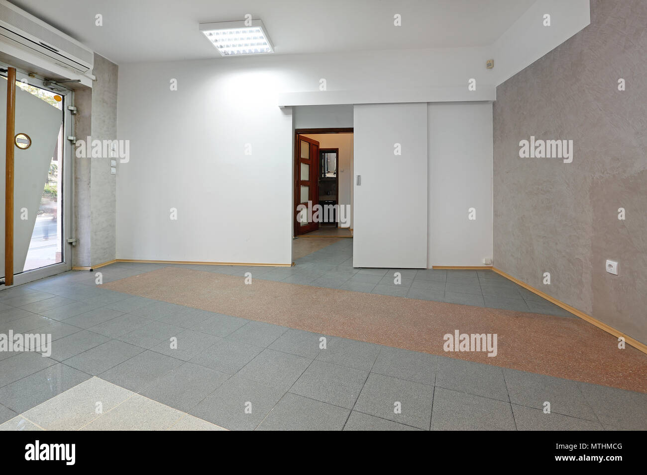 Empty store interior hi-res stock photography and images - Alamy